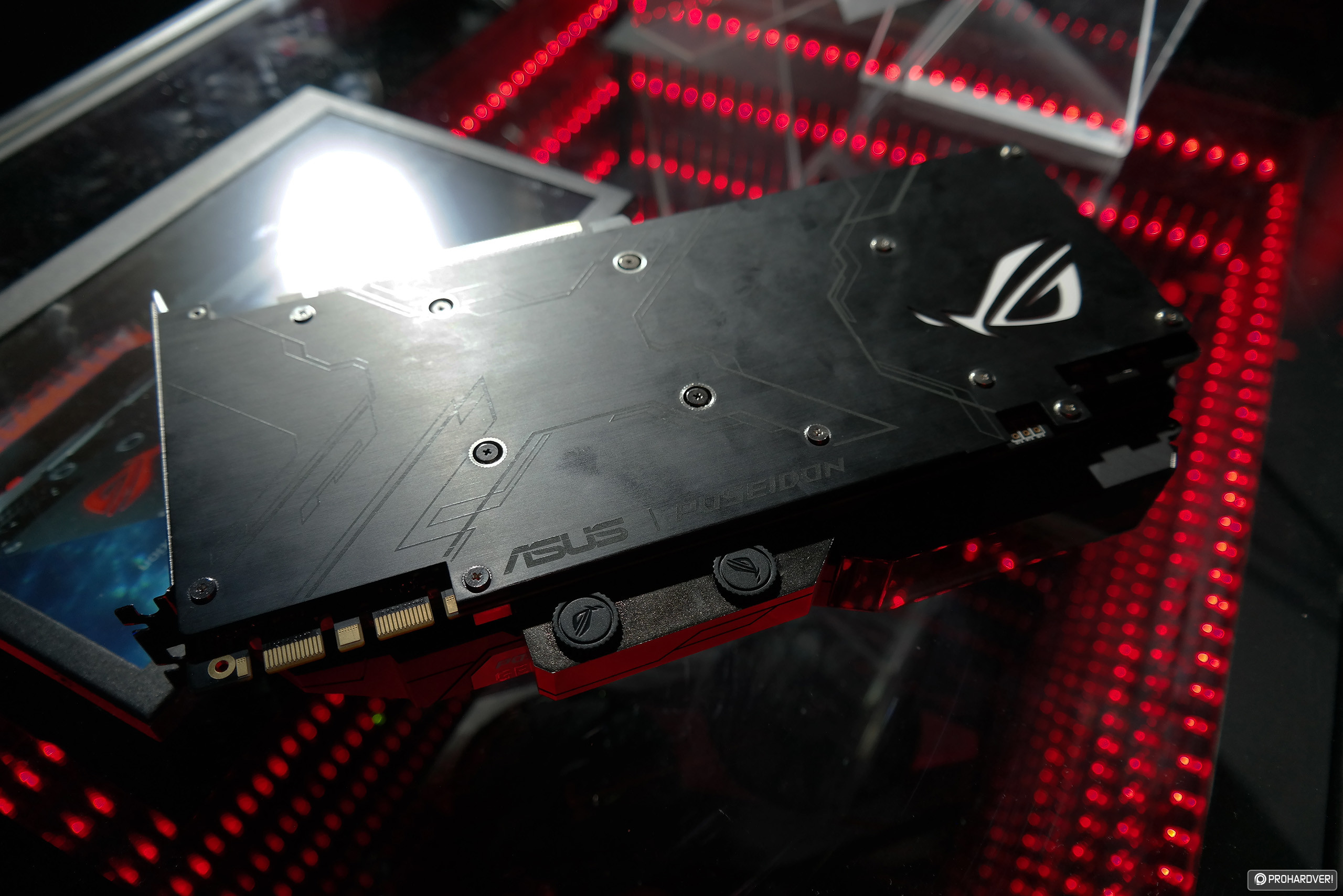 Ez már nem tréfa: az ASUS bemutatta a ROG Poseidon GTX 1080 Ti VGA-t ...