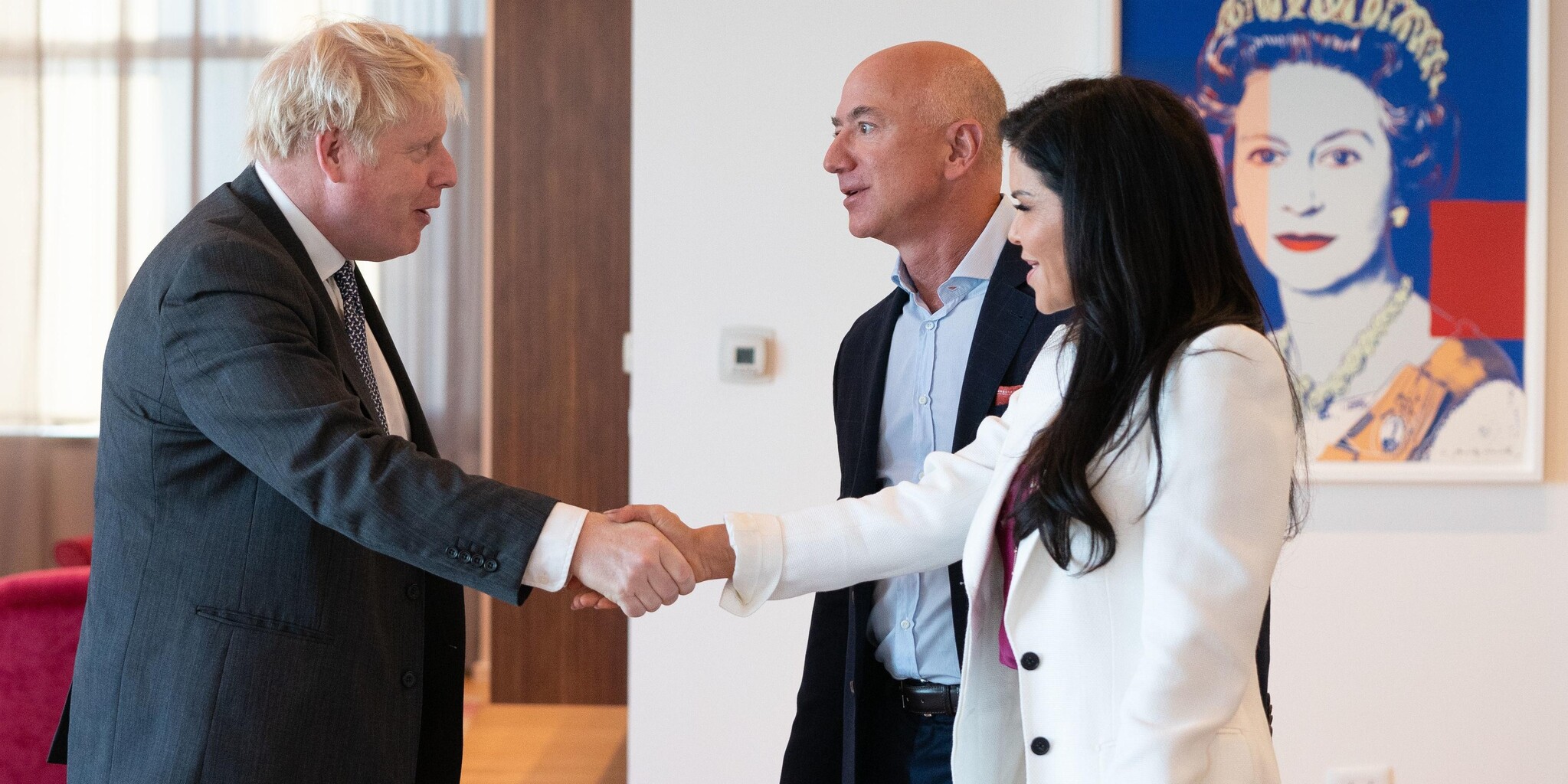Boris Johnson szerint Jeff Bezos nem fizet kedvességből adót ...
