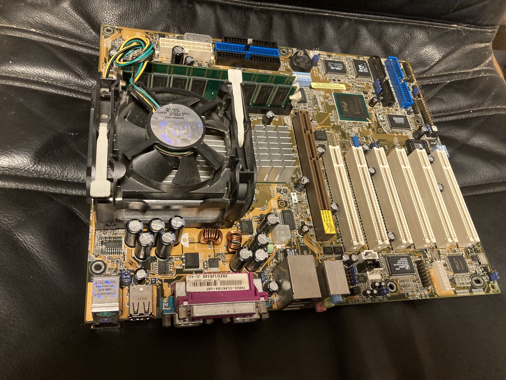 ASUS AGP PRO Félkonfig - HardverApró