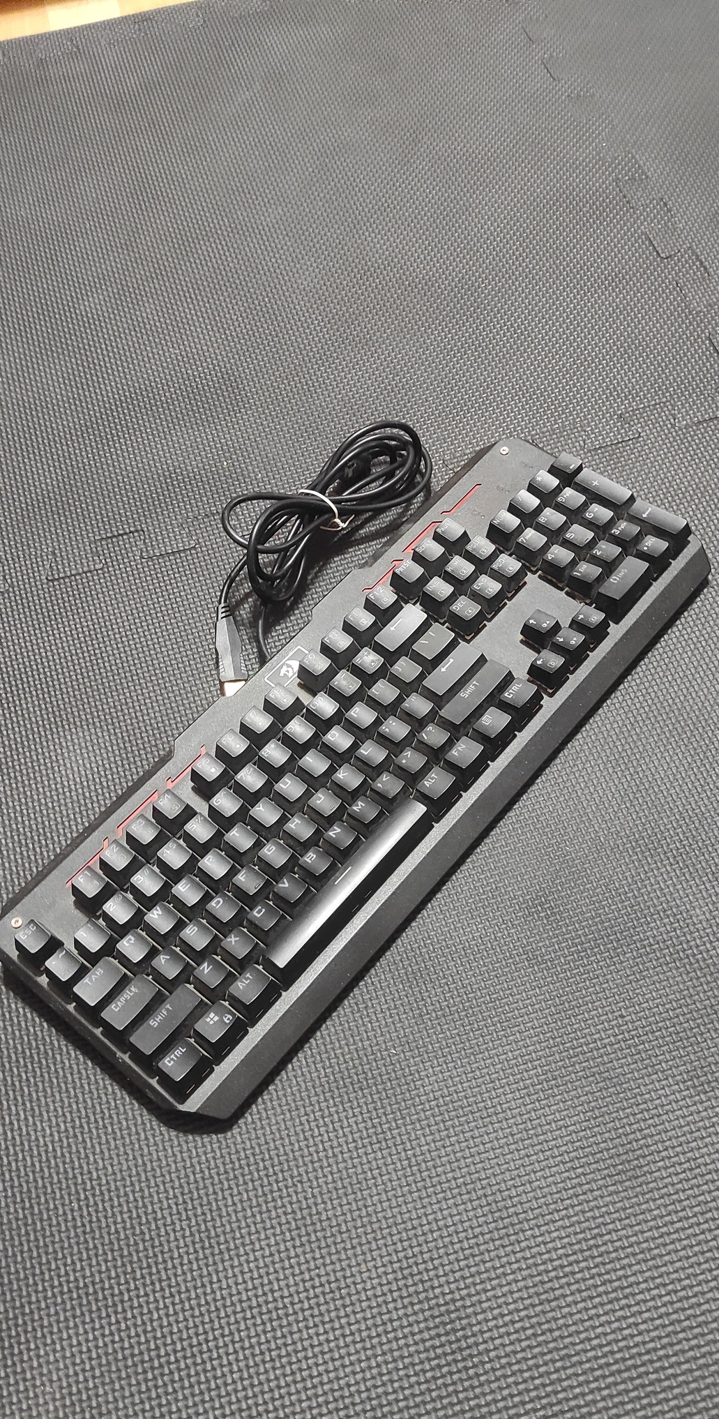 Redragon Varuna K559 RGB vezetékes billentyűzet - HardverApró