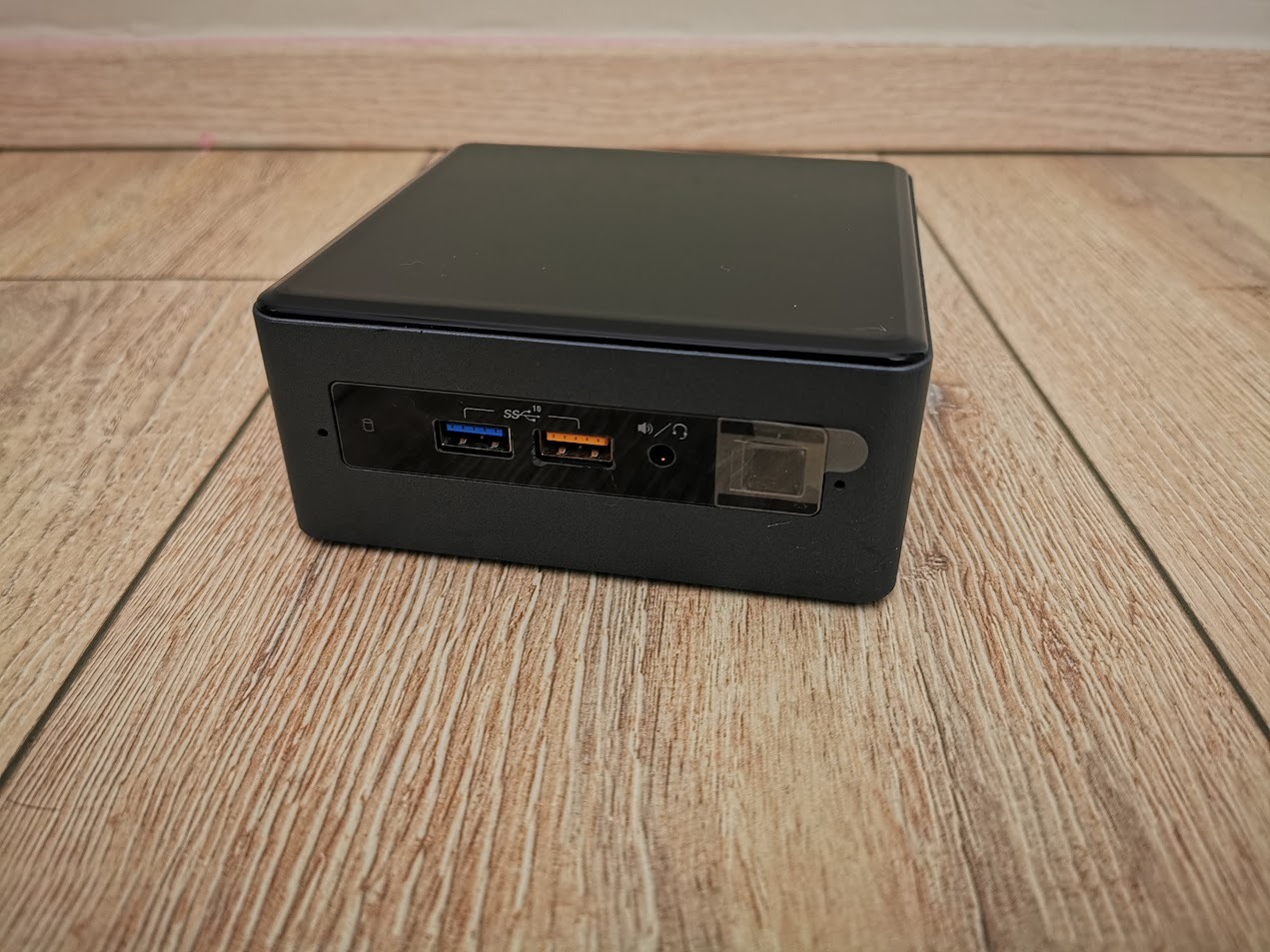 Intel NUC 8 Core i3-8109U, 8GB DDR4, 120GB M.2 SSD - HardverApró