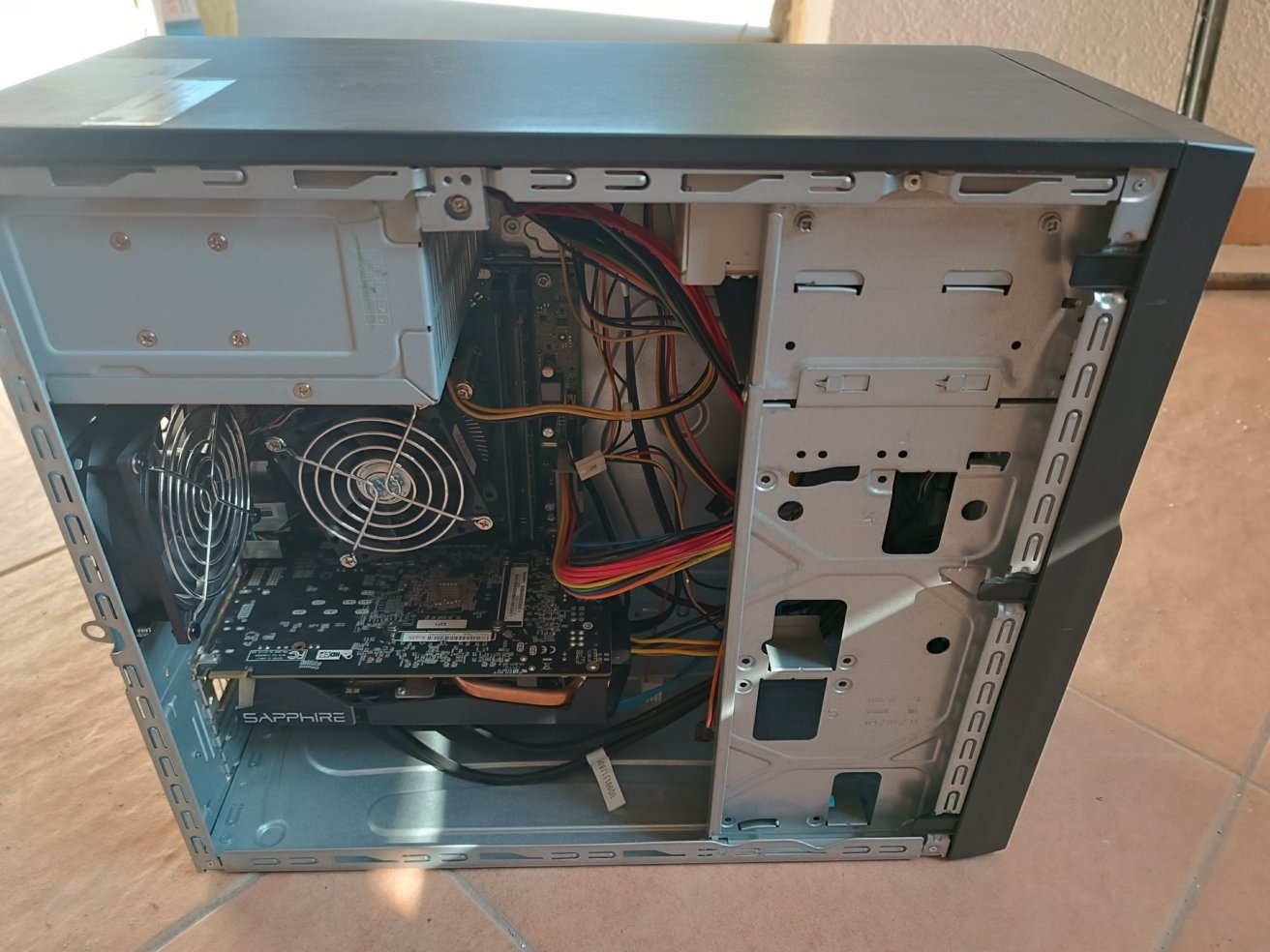 Fujitsu Esprimo P400 (i3, 8GB,Eredeti Win7 PRO - Win11) - HardverApró