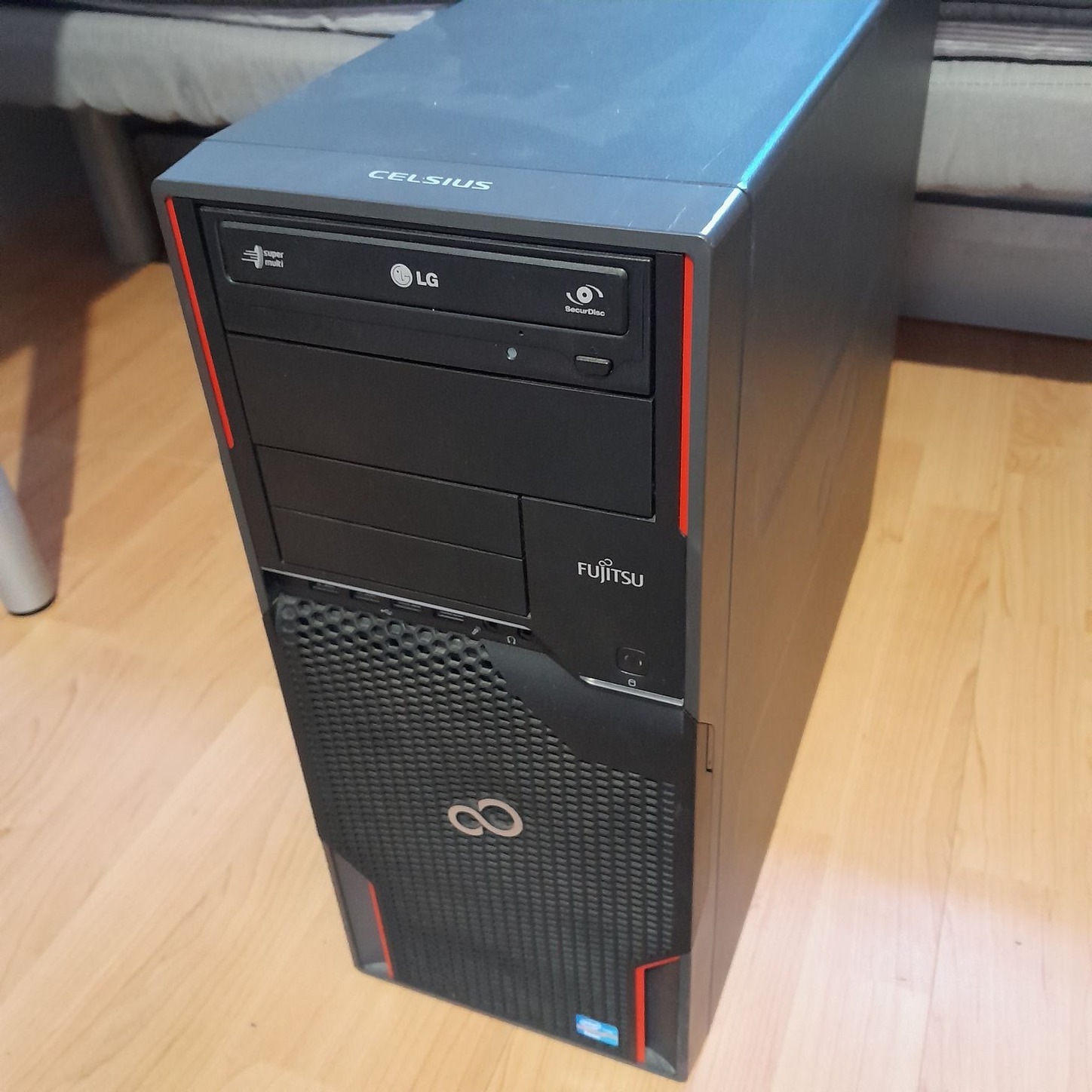 Fujitsu Celsius M720 Xeon 8core CPU, 32 GB RAM + 19" HP monitor - HardverApró