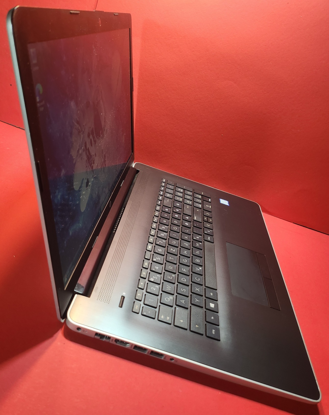 Nagyon szép 17,3-as HP ,8.gen.core i5 (8X4,0Ghz)8-32GB RAM,500GB-1TB ...
