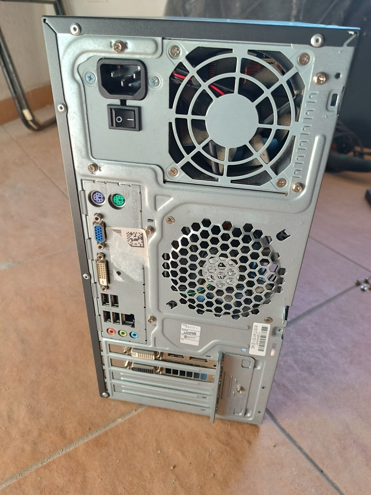 Fujitsu Esprimo P400 (i3, 8GB,Eredeti Win7 PRO - Win11) - HardverApró