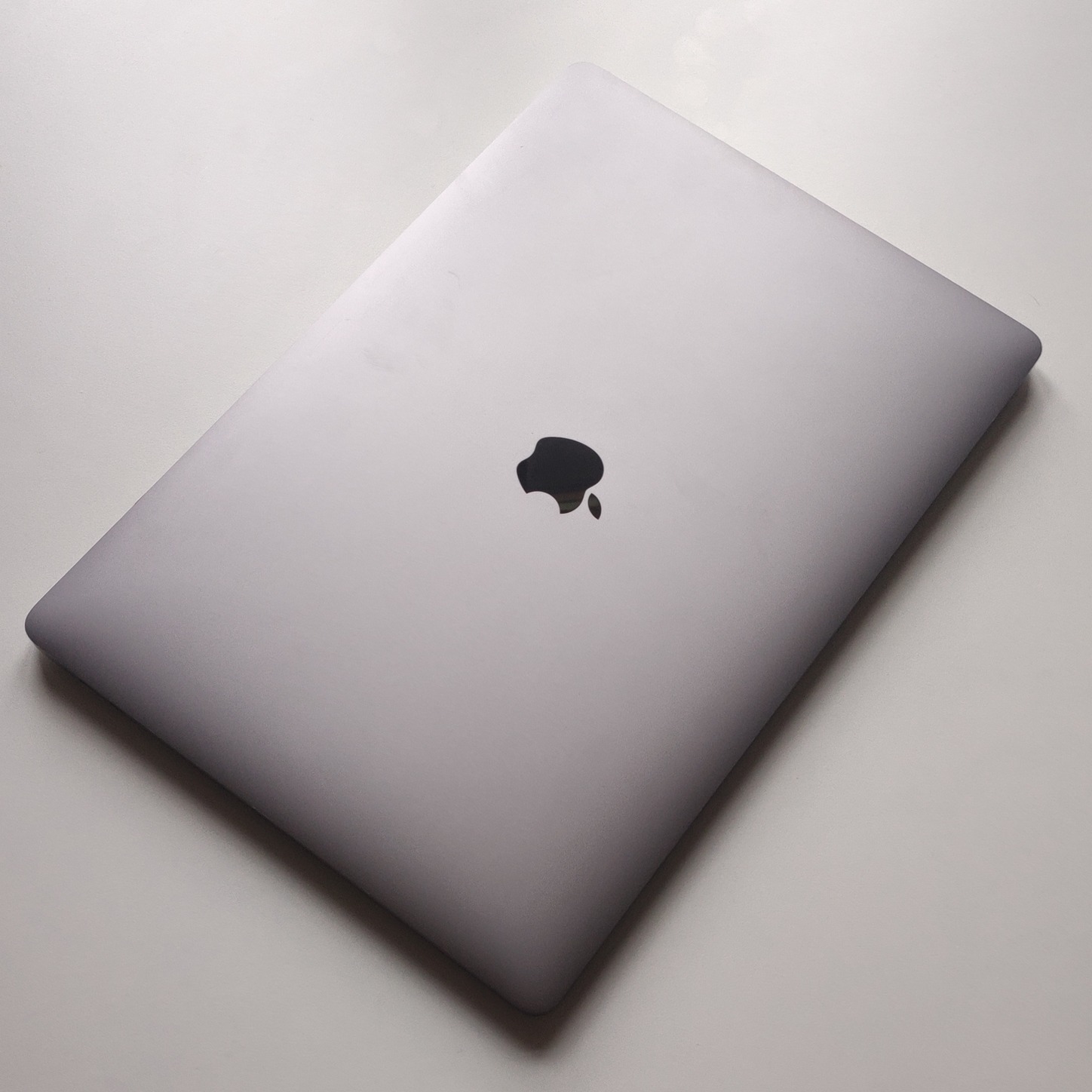 Macbook Pro 15" - 2019, 6 mag i7, 16/512GB, 4GB Radeon, touchbar ...