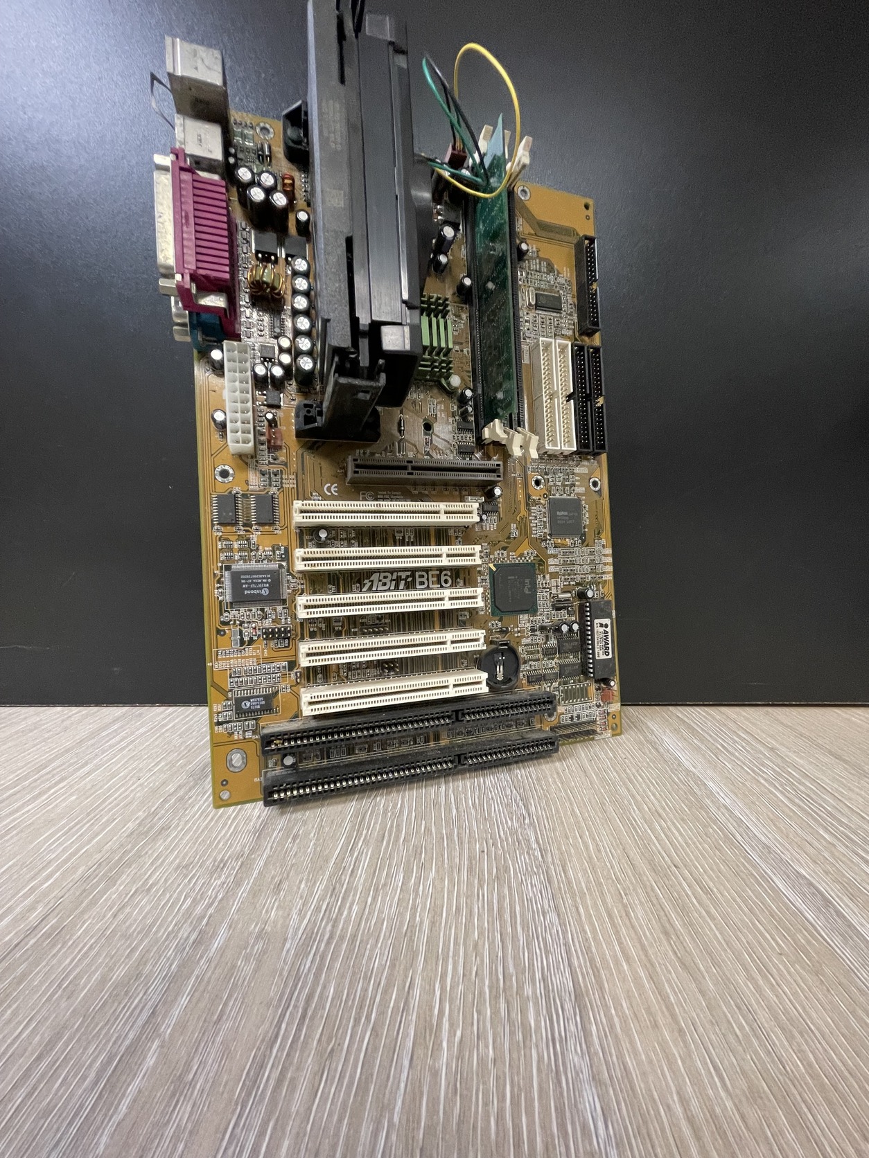 ABIT BE6 !!RAID!! Alaplap (Slot 1) - HardverApró