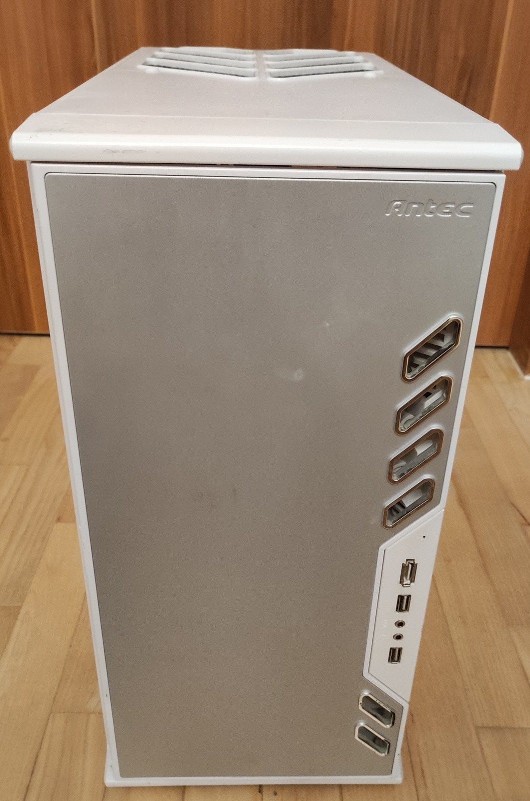 Antec Mini P180 "White Steel" mATX torony ház - nem is kicsi de nagyon ...
