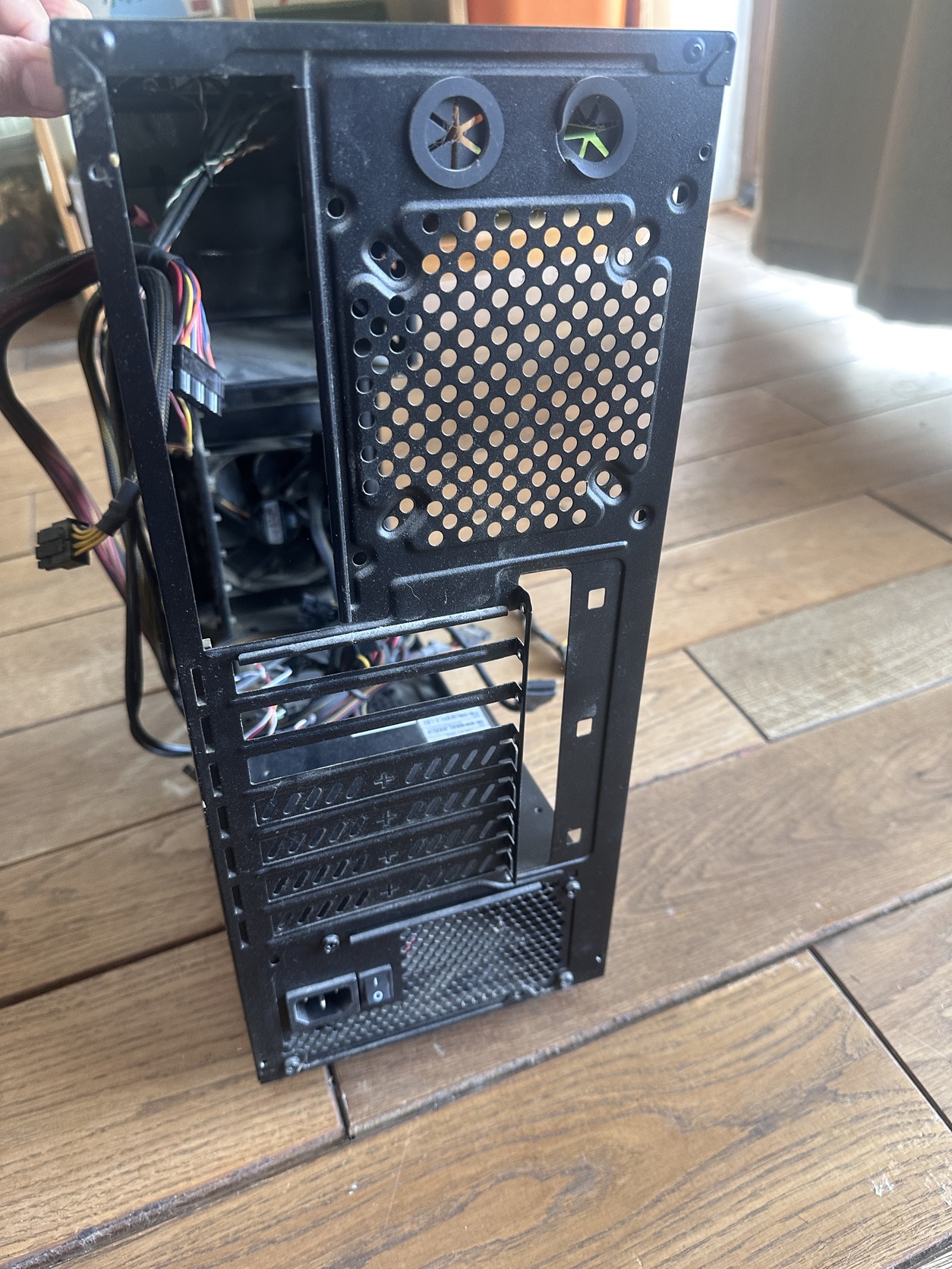 Cooler Master Elite Knight 350 és 600 wattos tápegység - HardverApró