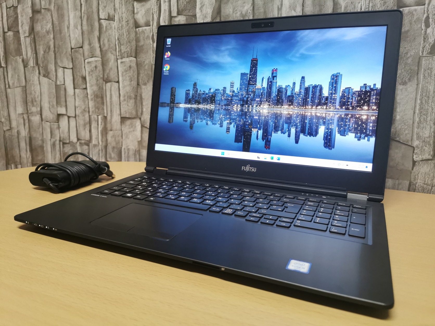 Fujitsu U757 15.6" Újszerű Laptop + Dokkoló is / i5/SSD/8Gb/ Mint az új ...