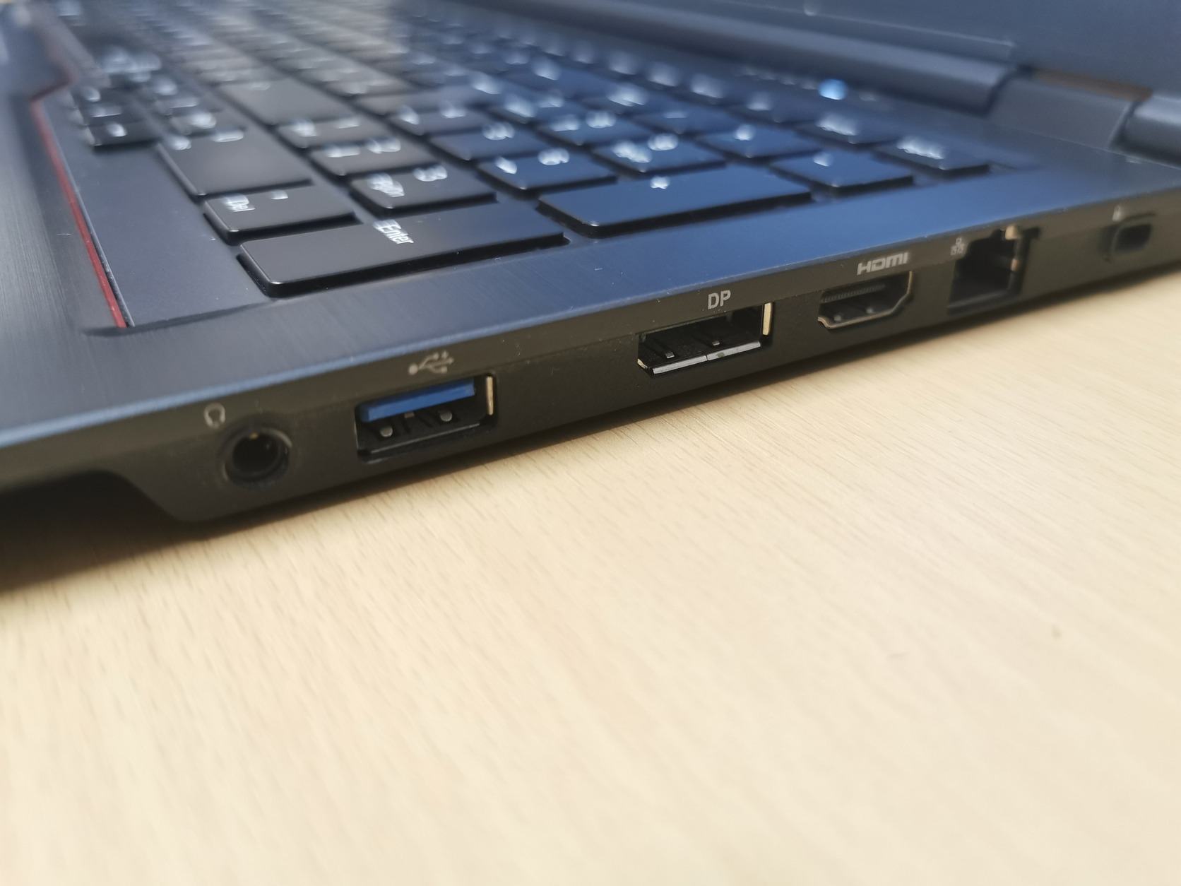 Fujitsu U757 15.6" Újszerű Laptop + Dokkoló is / i5/SSD/8Gb/ Mint az új ...