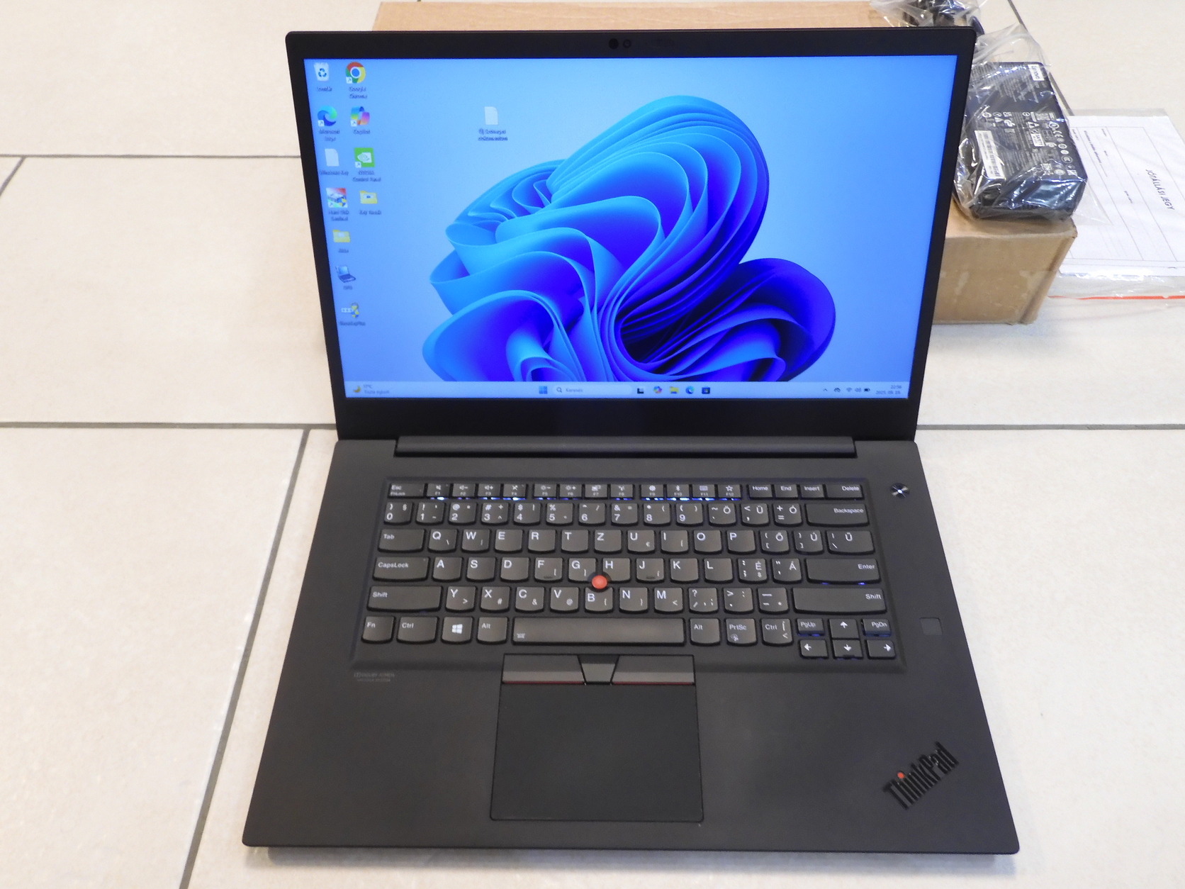 Lenovo ThinkPad P1 G2 Tervező Vágó Laptop -70% 15,6" Xeon E-2276M 32 ...
