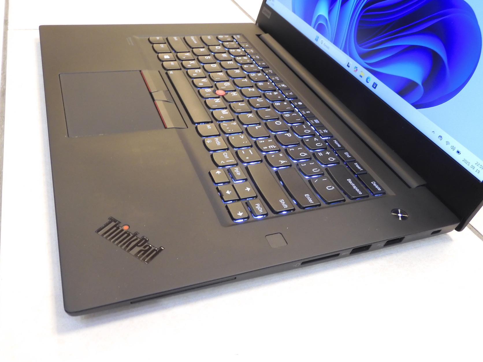Lenovo ThinkPad P1 G2 Tervező Vágó Laptop -70% 15,6" Xeon E-2276M 32 ...