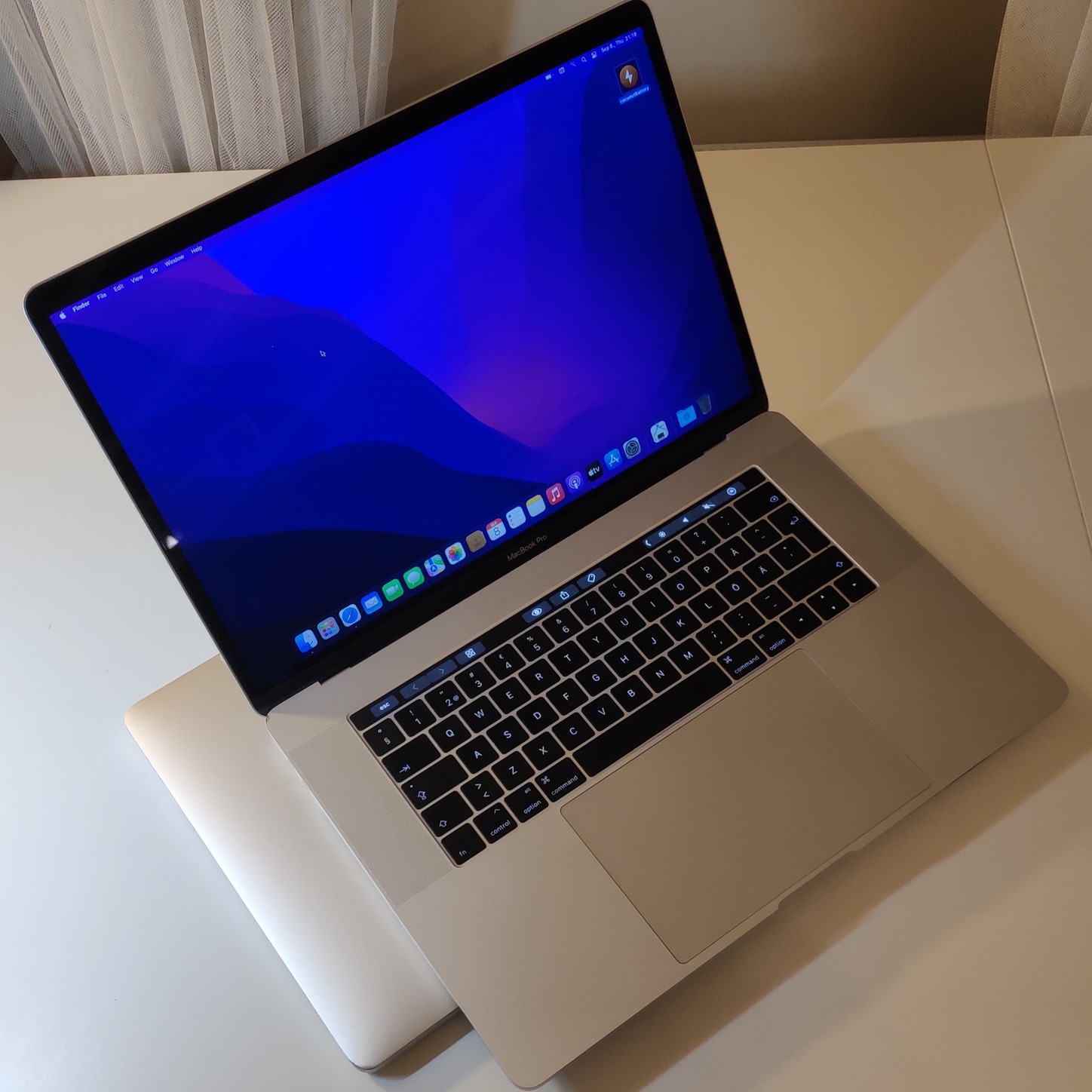 Macbook Pro 15" - 2017, 6 mag i7, 16/512GB, 4GB Radeon, touchbar ...