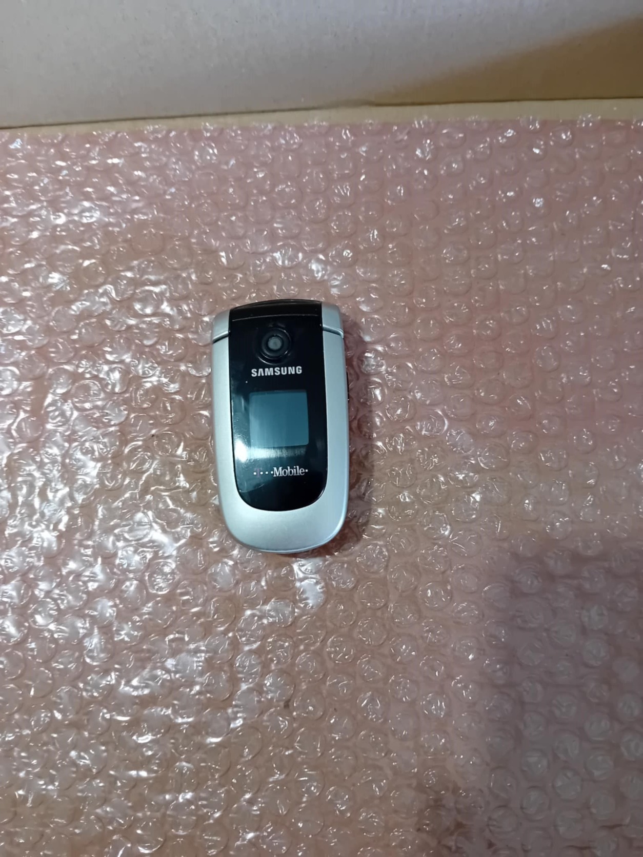 Eladó egy régi picike samsung t-mobile telefon - HardverApró