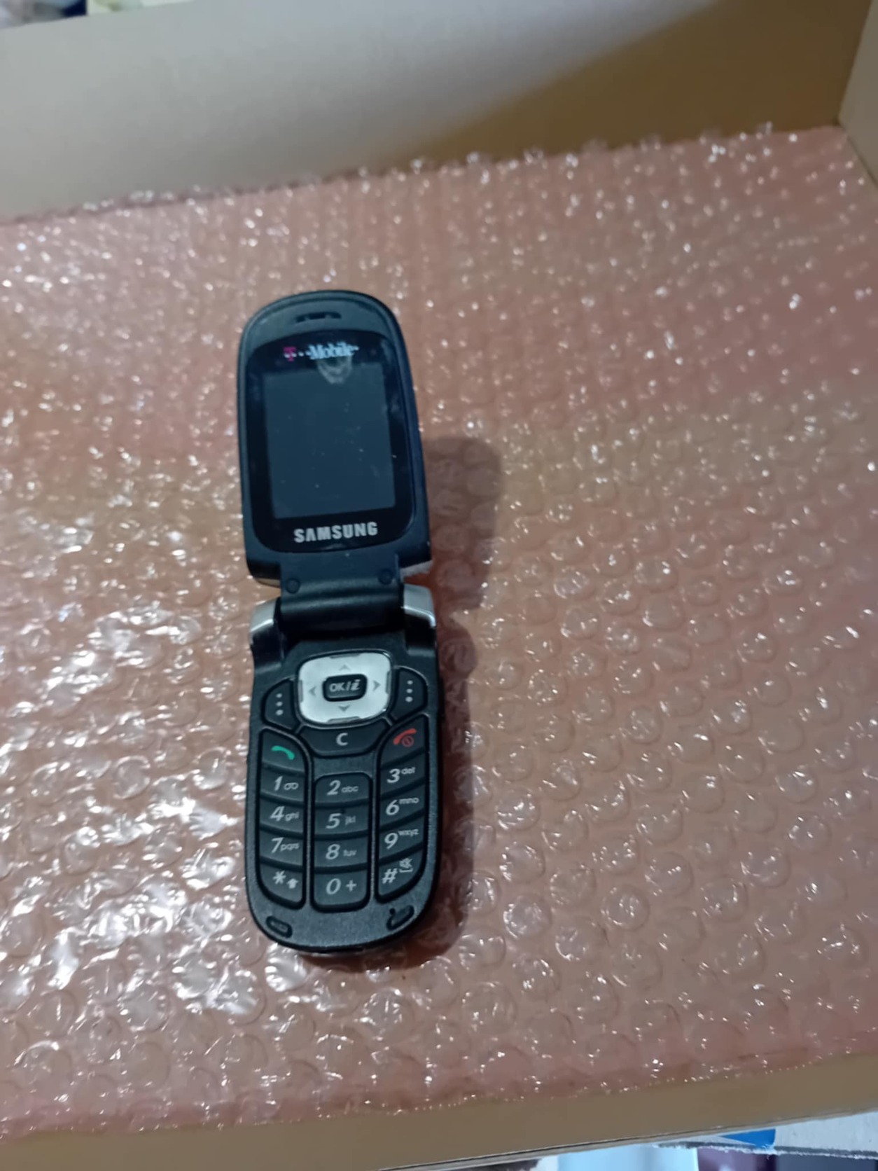 Eladó egy régi picike samsung t-mobile telefon - HardverApró