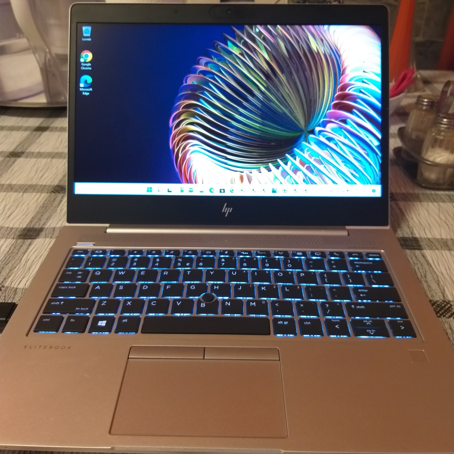 Hp 830 G5 8 gen processzor új 8 gb ddr4 memória 256 gb ssd világító ...