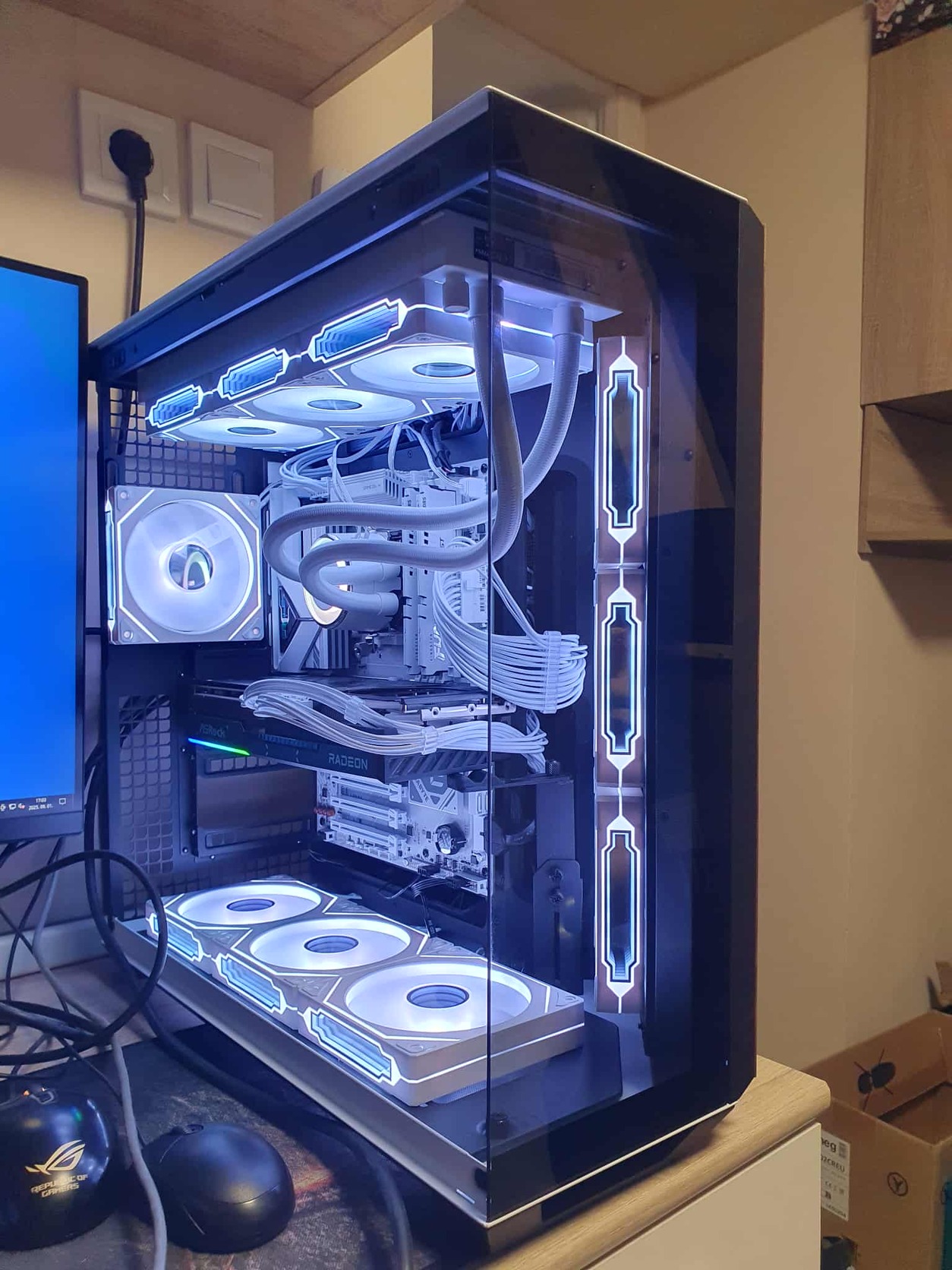 AMD9800X3D 4k fehér Gaming pc + 32" 2K Monitor - HardverApró