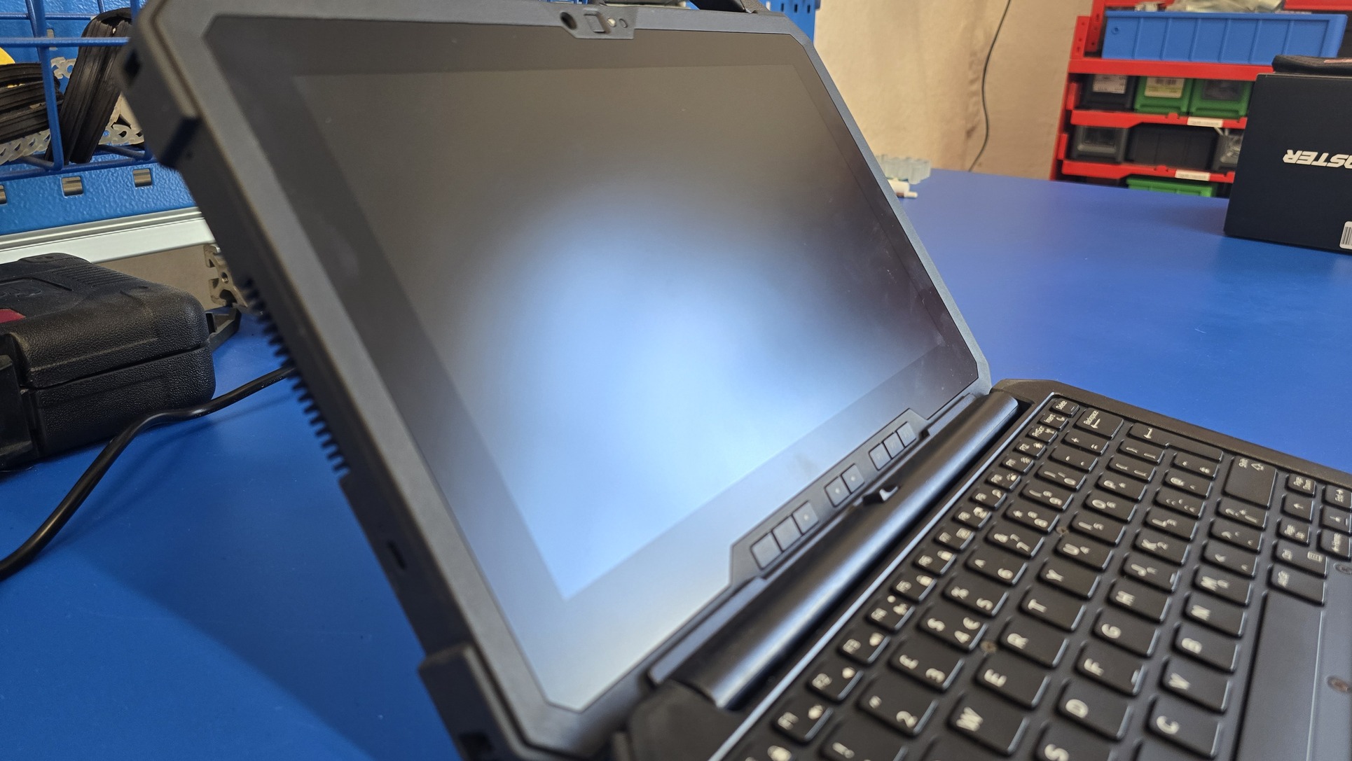 LEÁRAZVA! Dell Latitude 7720 Rugged Extreme Tablet + iKey katonai ...