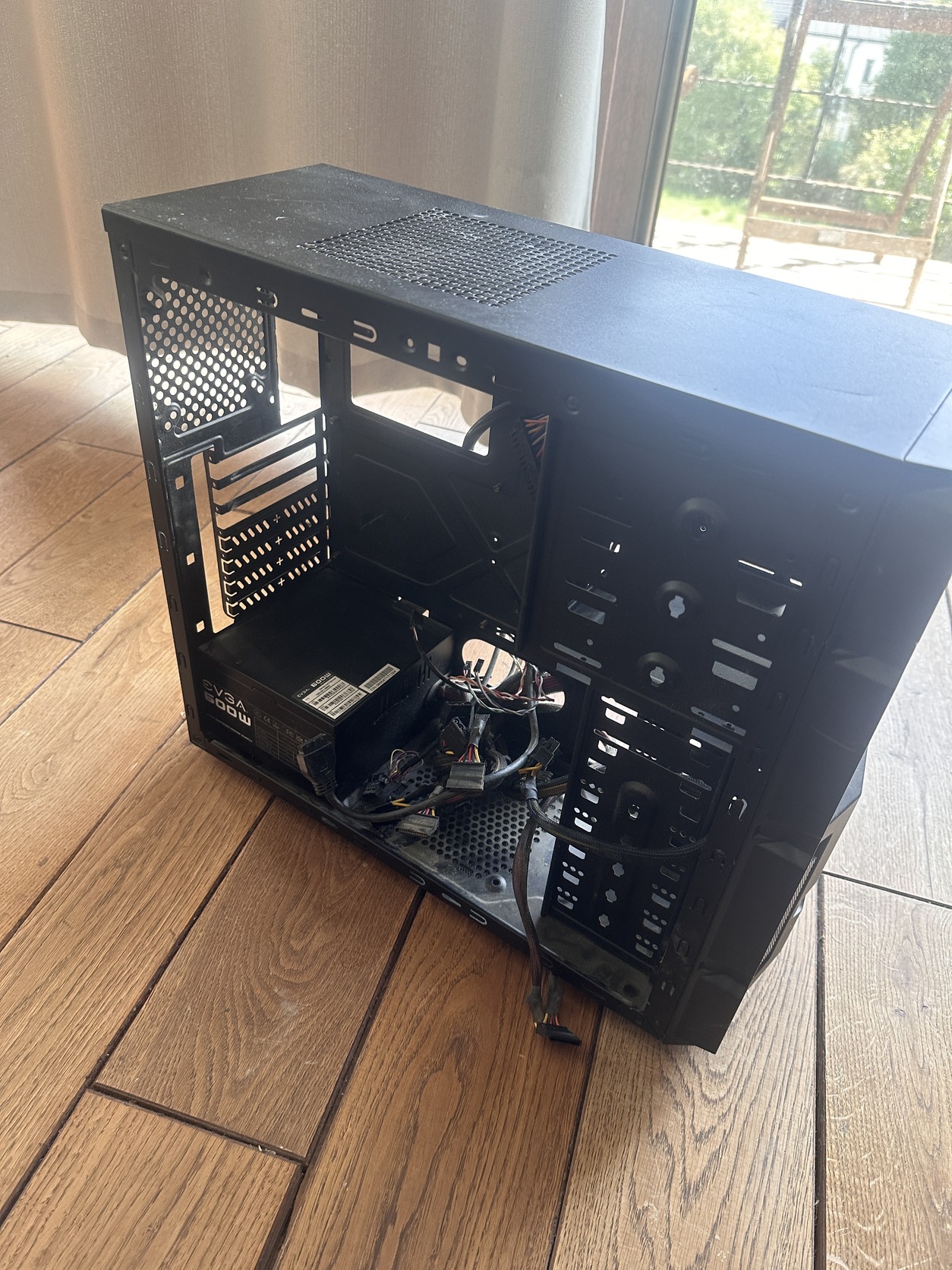 Cooler Master Elite Knight 350 és 600 wattos tápegység - HardverApró