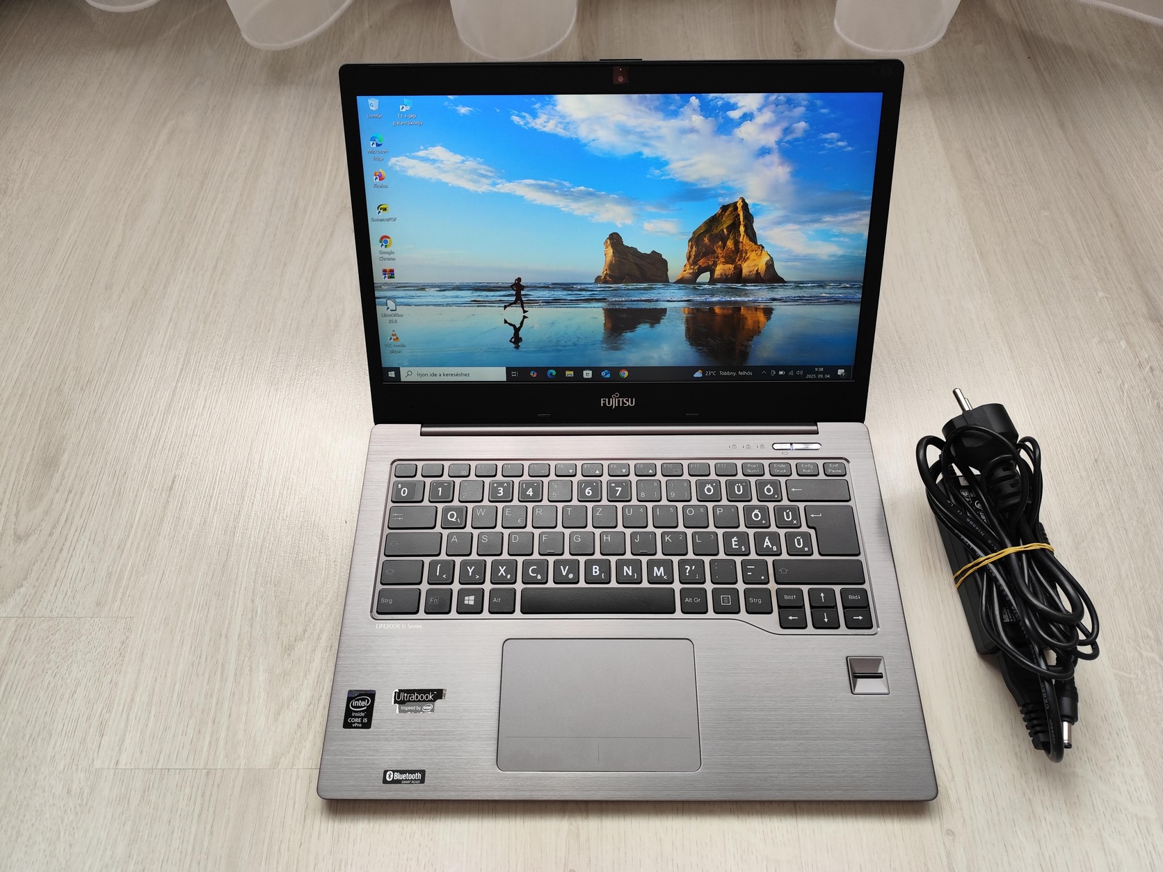 Gyors Fujitsu Lifebook U904 14" QHD laptop i5-4300U ,10GB RAM,250GB SSD ...