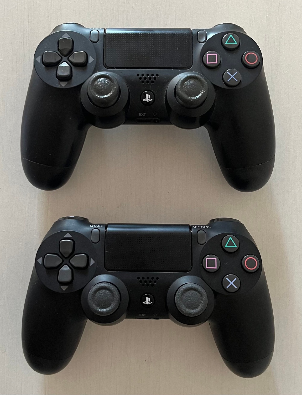 Sony PlayStation 4 Slim (1TB SSD-vel, 2 db Dualshock 4 kontrollerrel ...