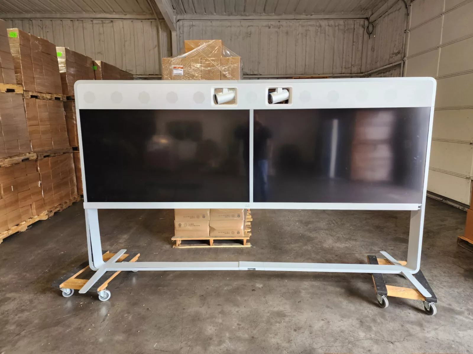 Dupla Óriás Konferencia Monitor Szett - 2 x 70" -Cisco MX800 (2xCisco ...