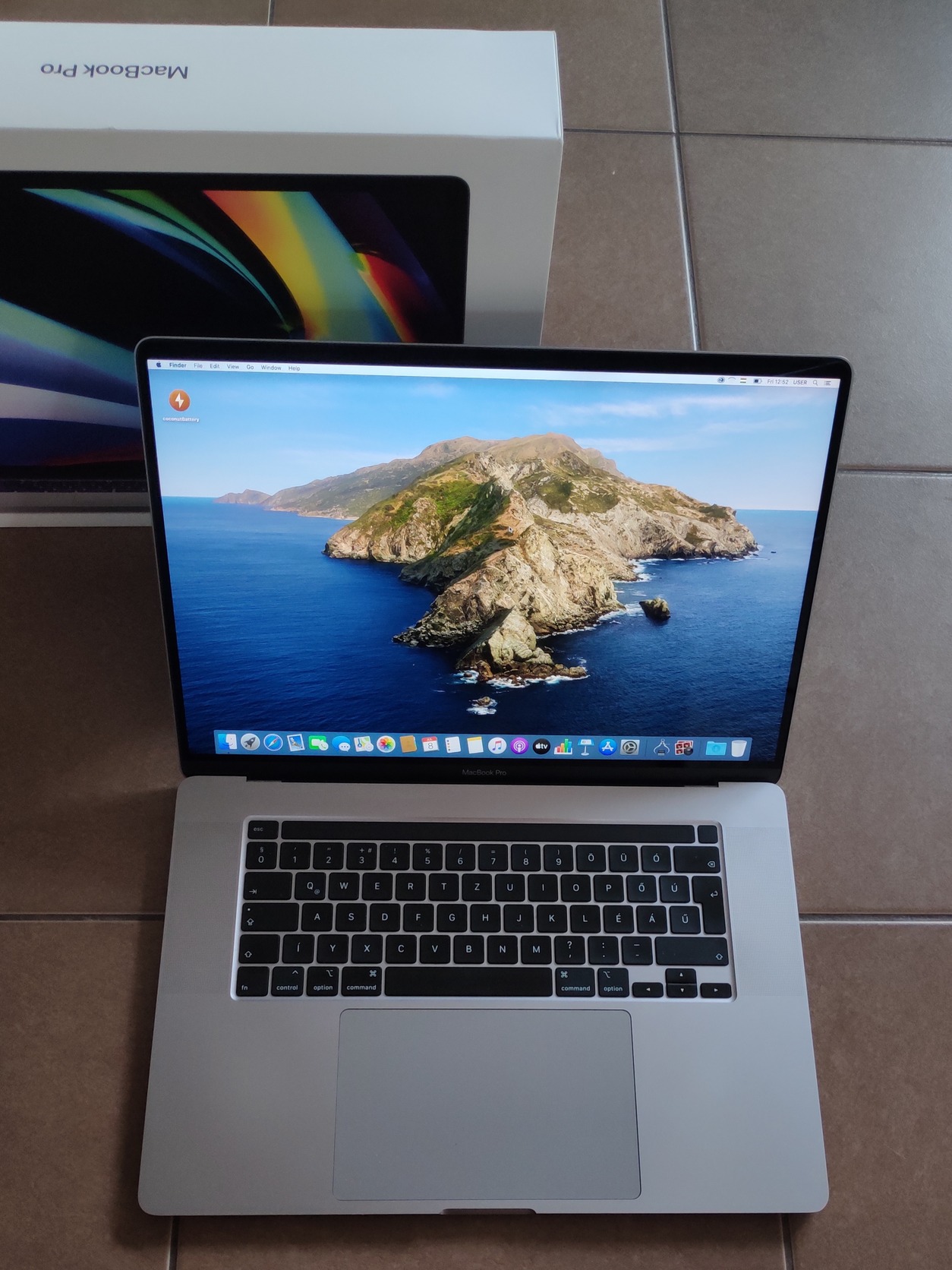 Macbook Pro 16" - 2020 gyártás, 8 mag i9, 32/512GB, Radeon 4GB ...