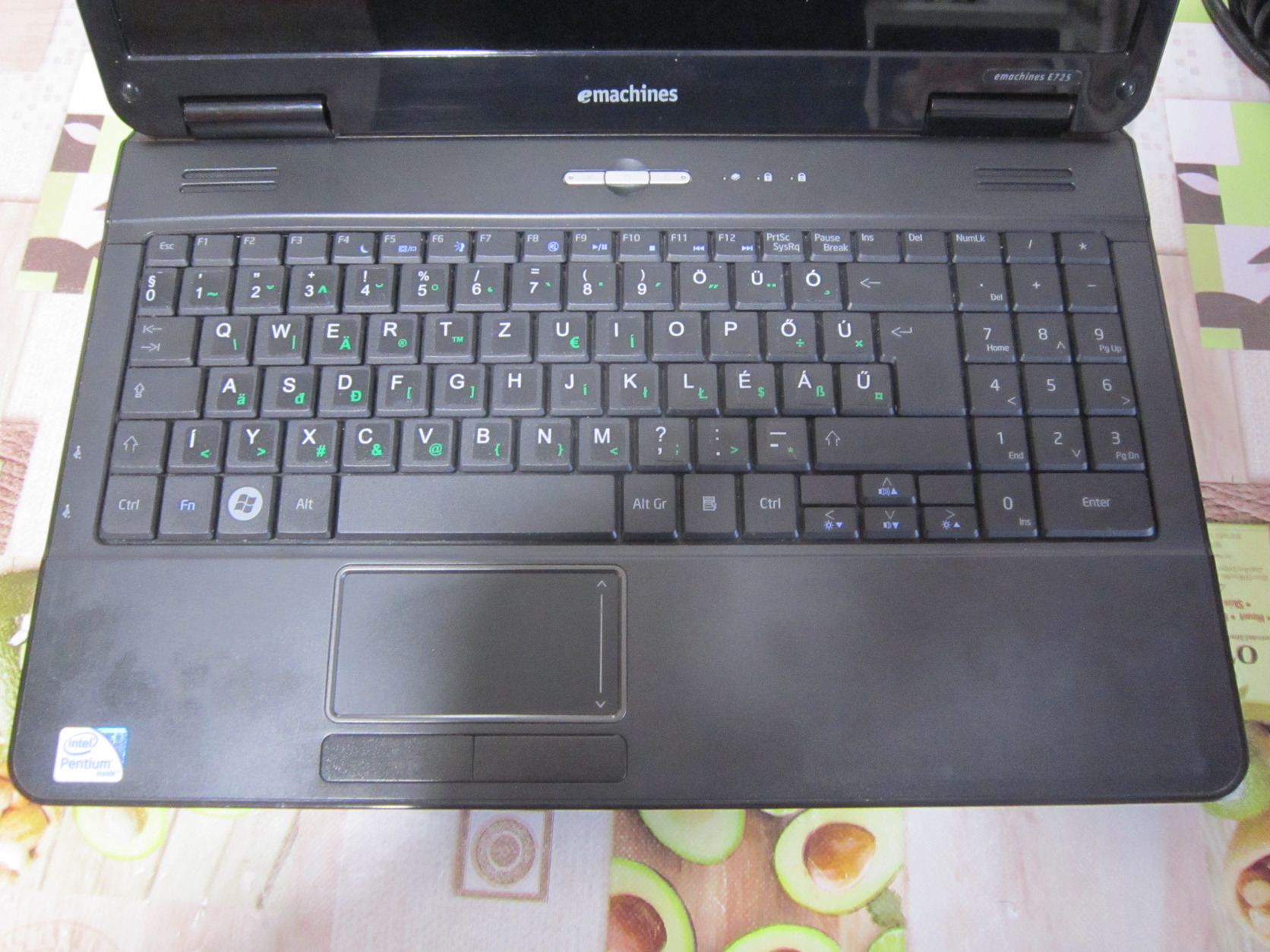 eMachines E725 laptop. 2 mag CPU, Windows 10, SSD Samsung 240GB ...