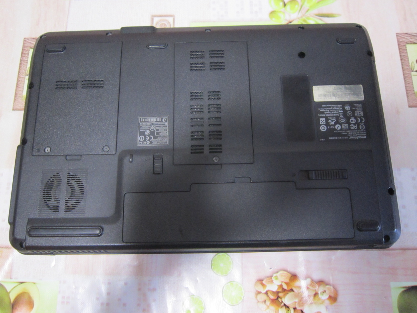 eMachines E725 laptop. 2 mag CPU, Windows 10, SSD Samsung 240GB ...