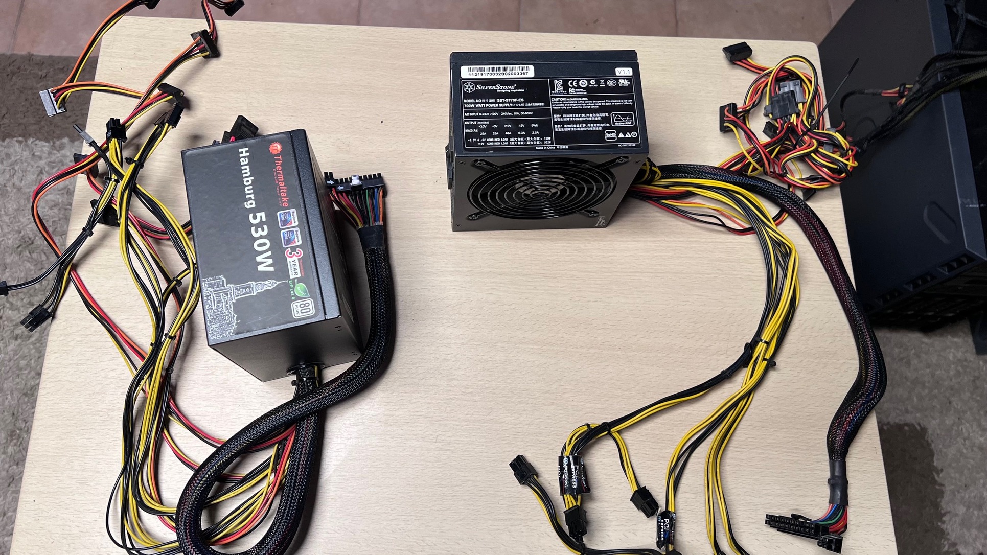 SilverStone Strider Essential 80Plus 700W és Thermaltake Hamburg 530W ...