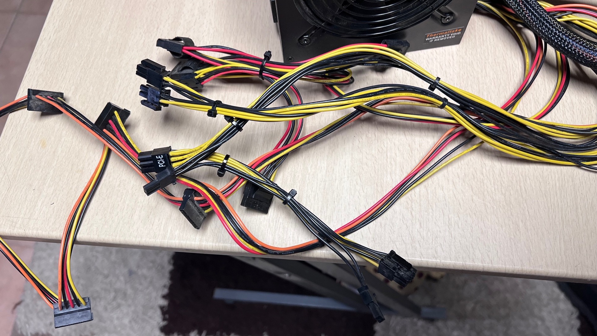 SilverStone Strider Essential 80Plus 700W és Thermaltake Hamburg 530W ...