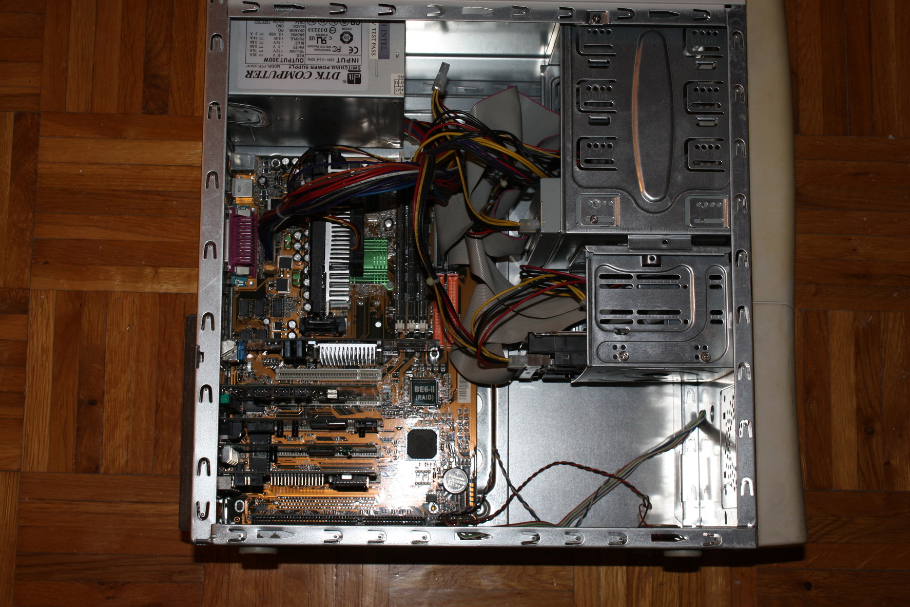 ABit AB-BE6-II / Pentium 3 750MHz / Geforce 4 MX440 / 2x video capture ...