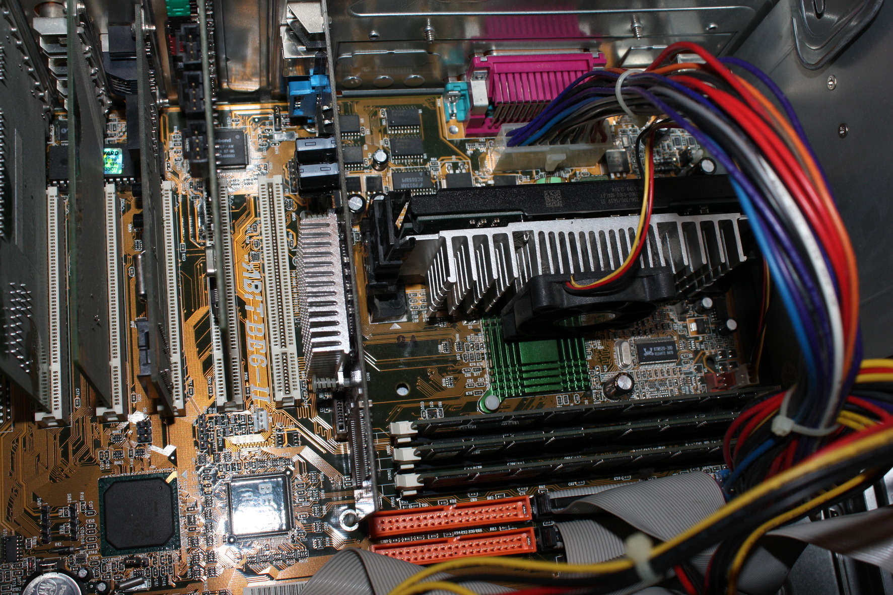 ABit AB-BE6-II / Pentium 3 750MHz / Geforce 4 MX440 / 2x video capture ...