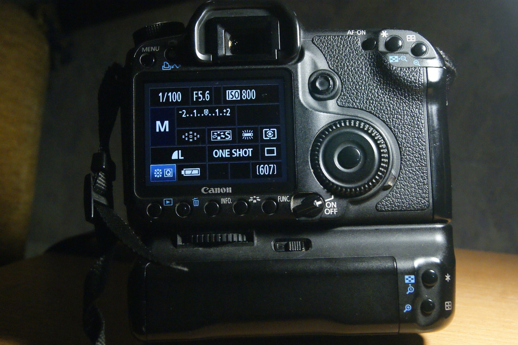 Canon EOS 50D fotós szett 2 obival portré markolattal 4 akkuval ...