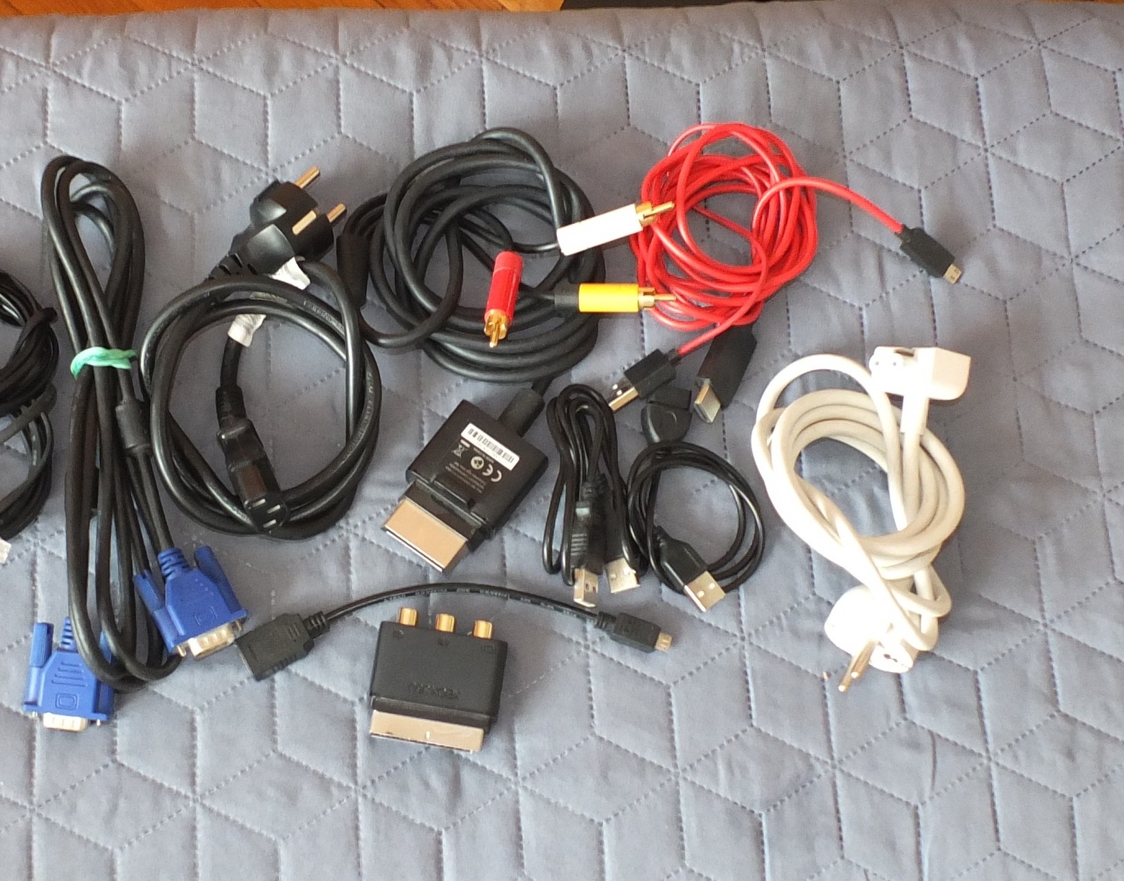 Cd állvány, Fejhallgató, Hdmi, Micró-Type-C és audió kábelek, Hálózati adaptarek, minden a ...