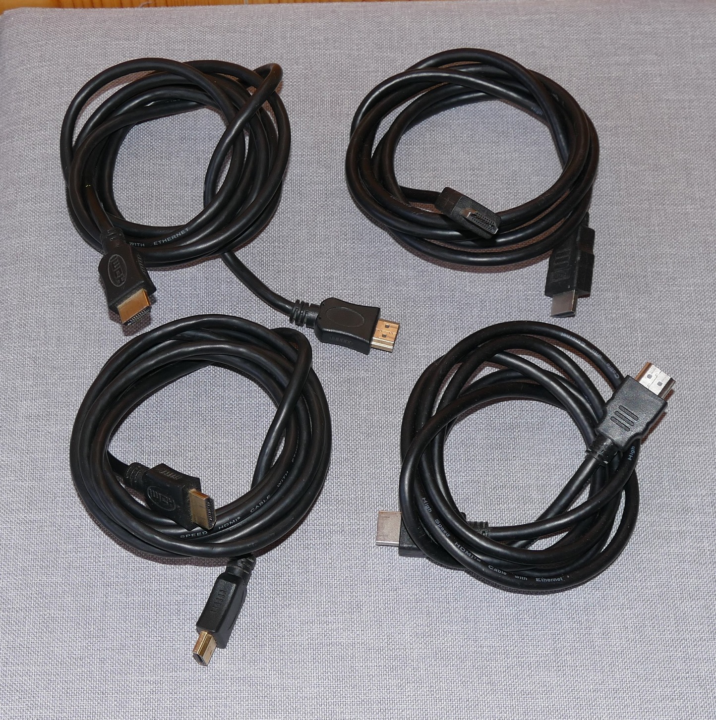 Cd állvány, Fejhallgató, Hdmi, Micró-Type-C és audió kábelek, Hálózati adaptarek, minden a ...