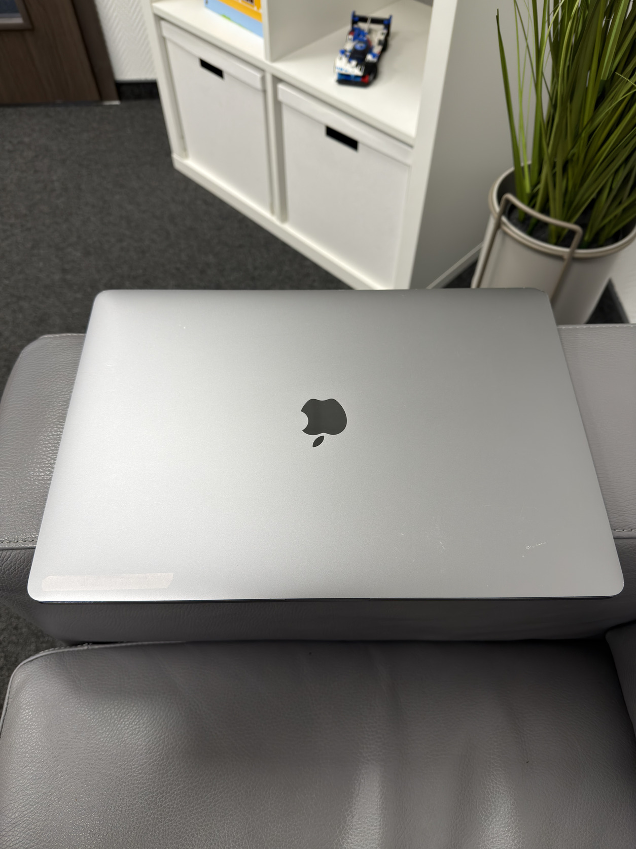 MacBook Pro 15" (2016) - I7 / 16GB RAM / 512GB SSD / Radeon Pro 460 ...