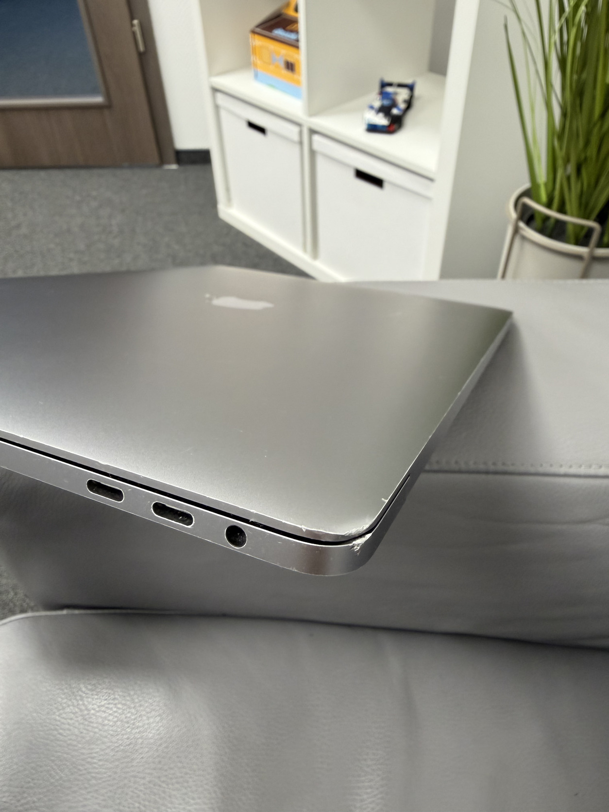 MacBook Pro 15" (2016) - I7 / 16GB RAM / 512GB SSD / Radeon Pro 460 ...