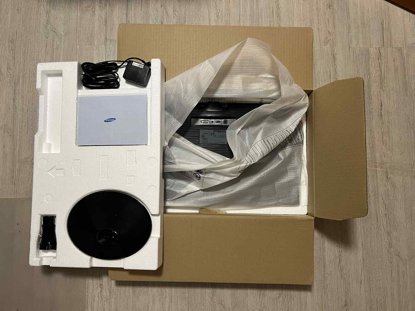 SAMSUNG - SD330 24" - HardverApró