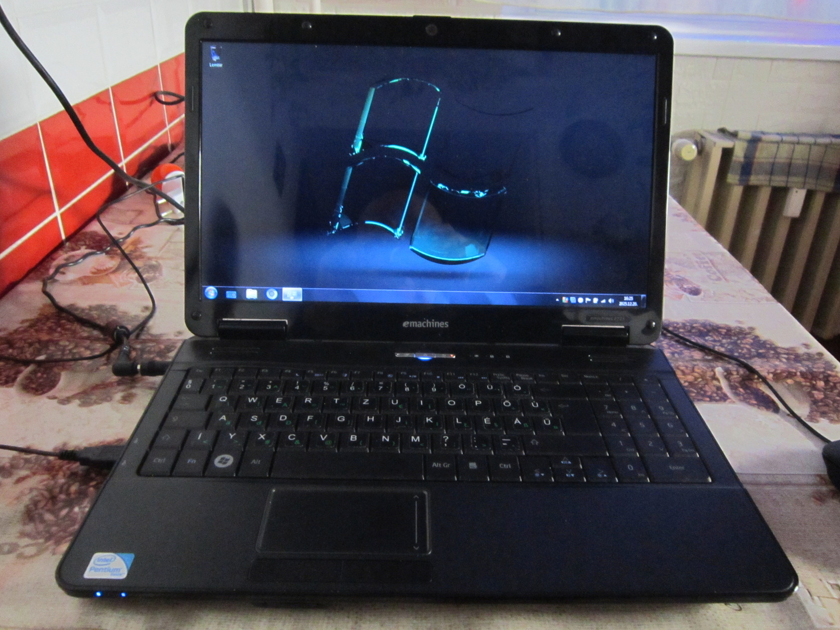 Acer eMachines E725 laptop. 2 mag, Win.7, HDD 320GB, RAM 4GB ...