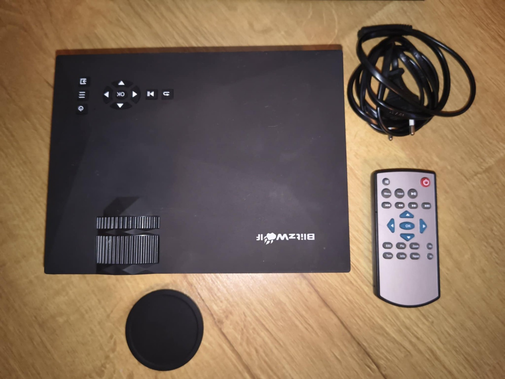 BlitzWolf BW-MP1 LED-projektor. Nem HD, csak: 800x480. De HD-(1080p ...