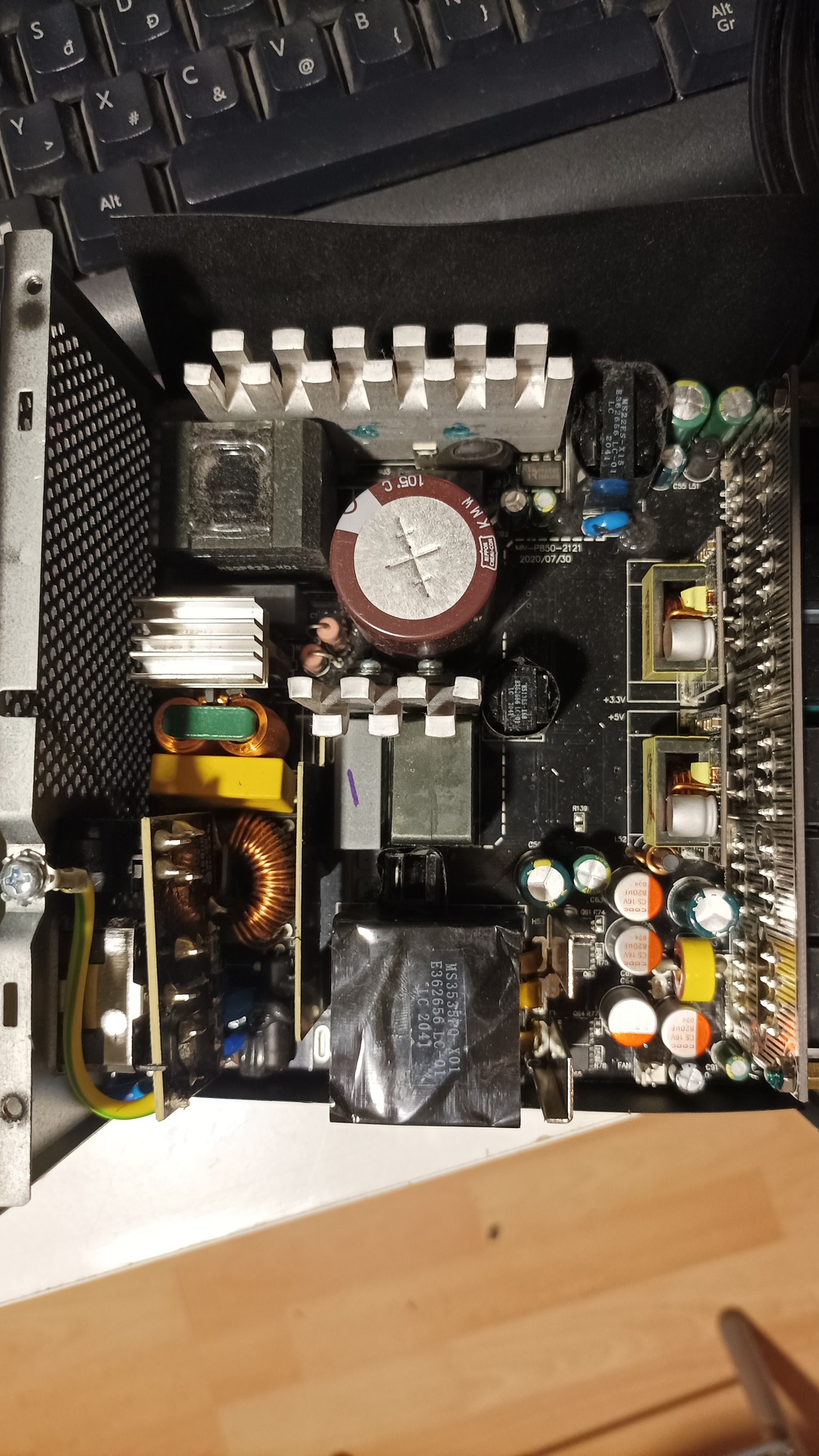 Gigabyte P750GM 750W kondi hibás, ez a felrobbanós széria. - HardverApró