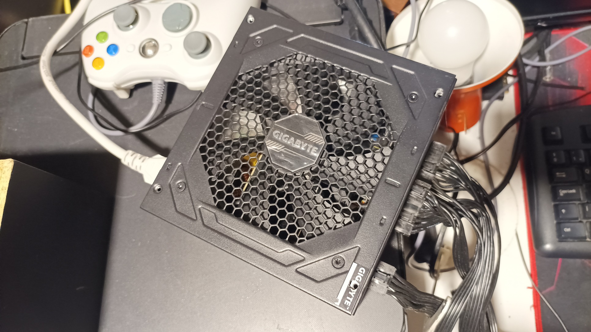 Gigabyte P750GM 750W kondi hibás, ez a felrobbanós széria. - HardverApró