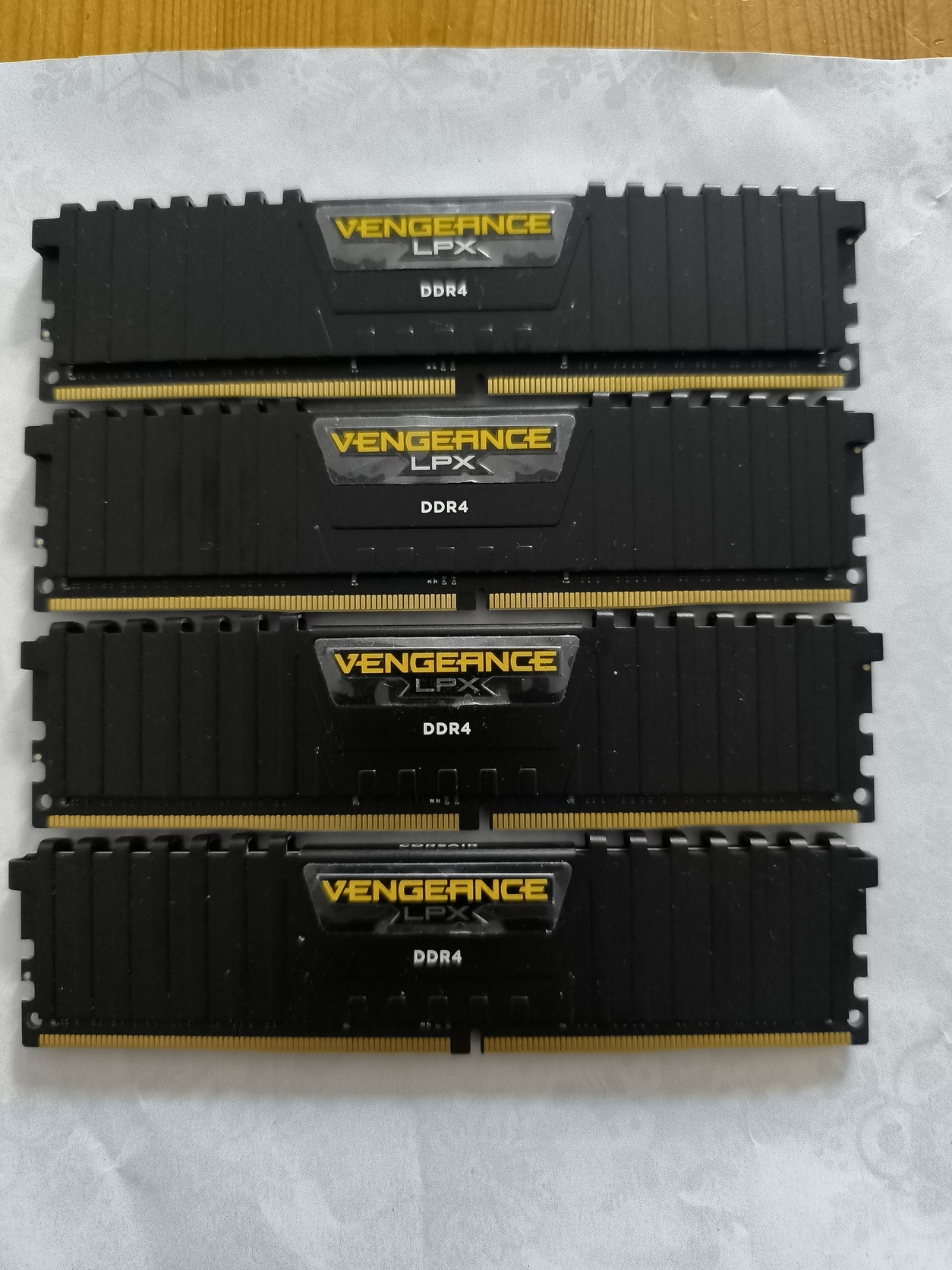 32GB Corsair Vengeance Lpx DDR4 2666 mhz (4X8GB) - HardverApró