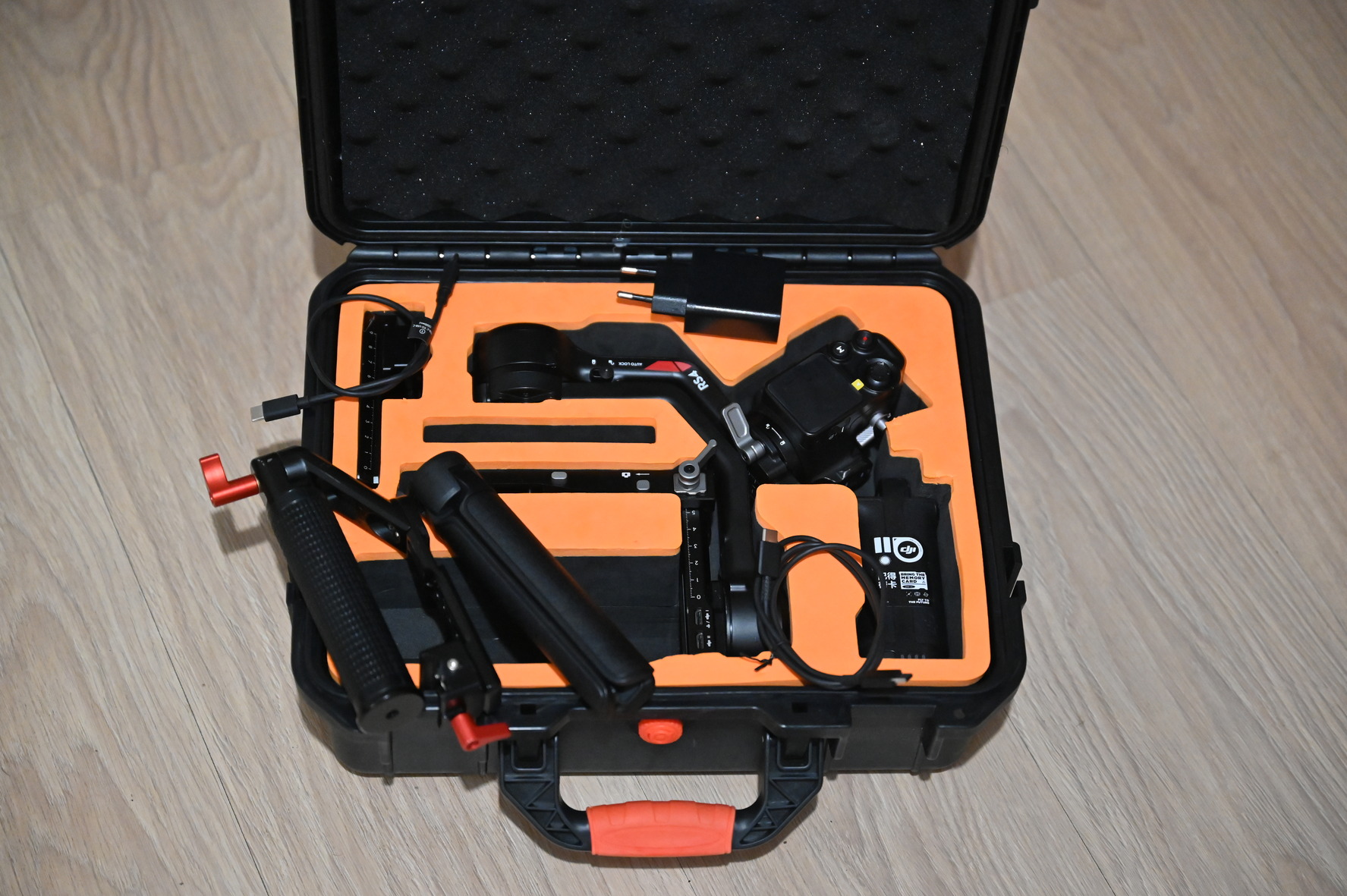 Dji Ronin RS4 Gimbal Stabilizátor Újszerű Kofferrel Gimbal karral 2025. ...