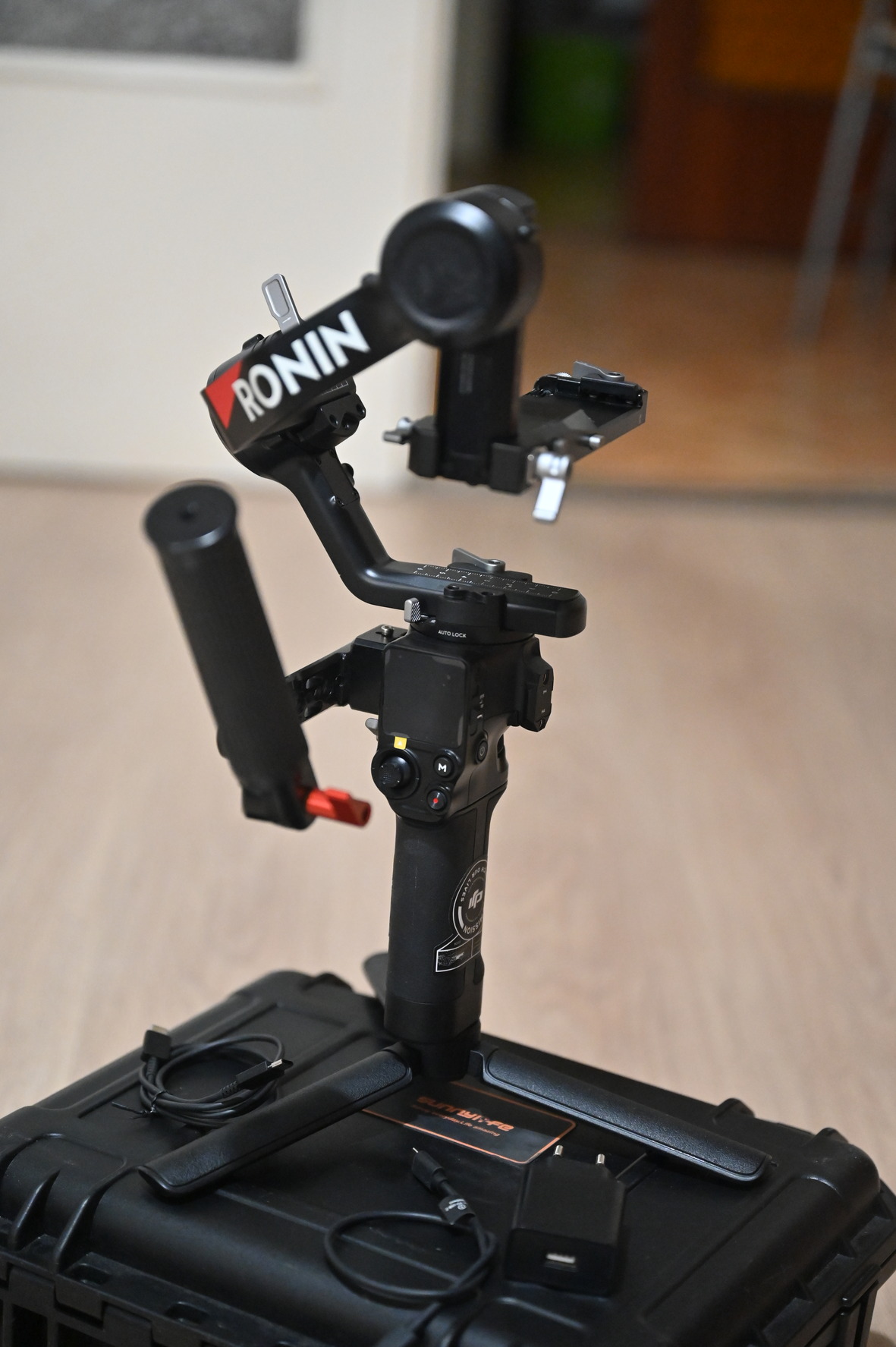 Dji Ronin RS4 Gimbal Stabilizátor Újszerű Kofferrel Gimbal karral 2025. ...