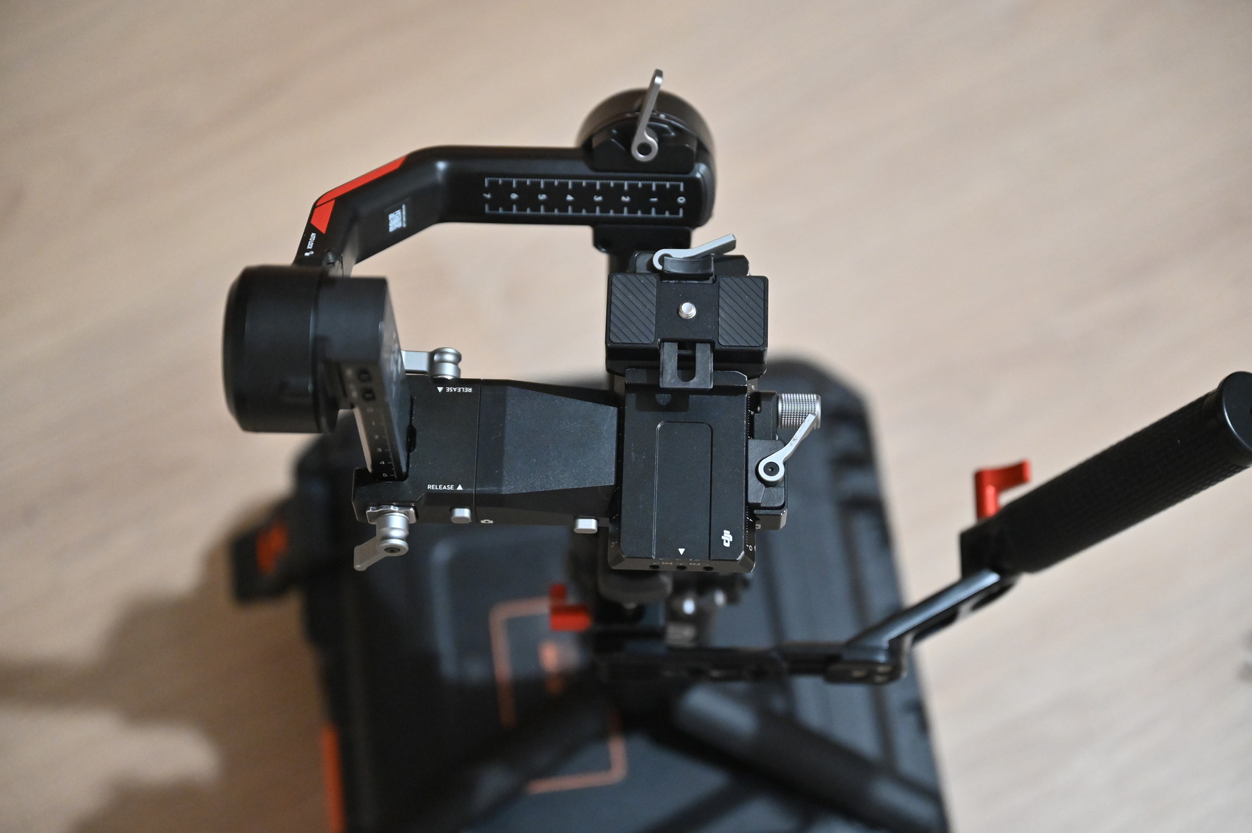 Dji Ronin RS4 Gimbal Stabilizátor Újszerű Kofferrel Gimbal karral 2025. ...