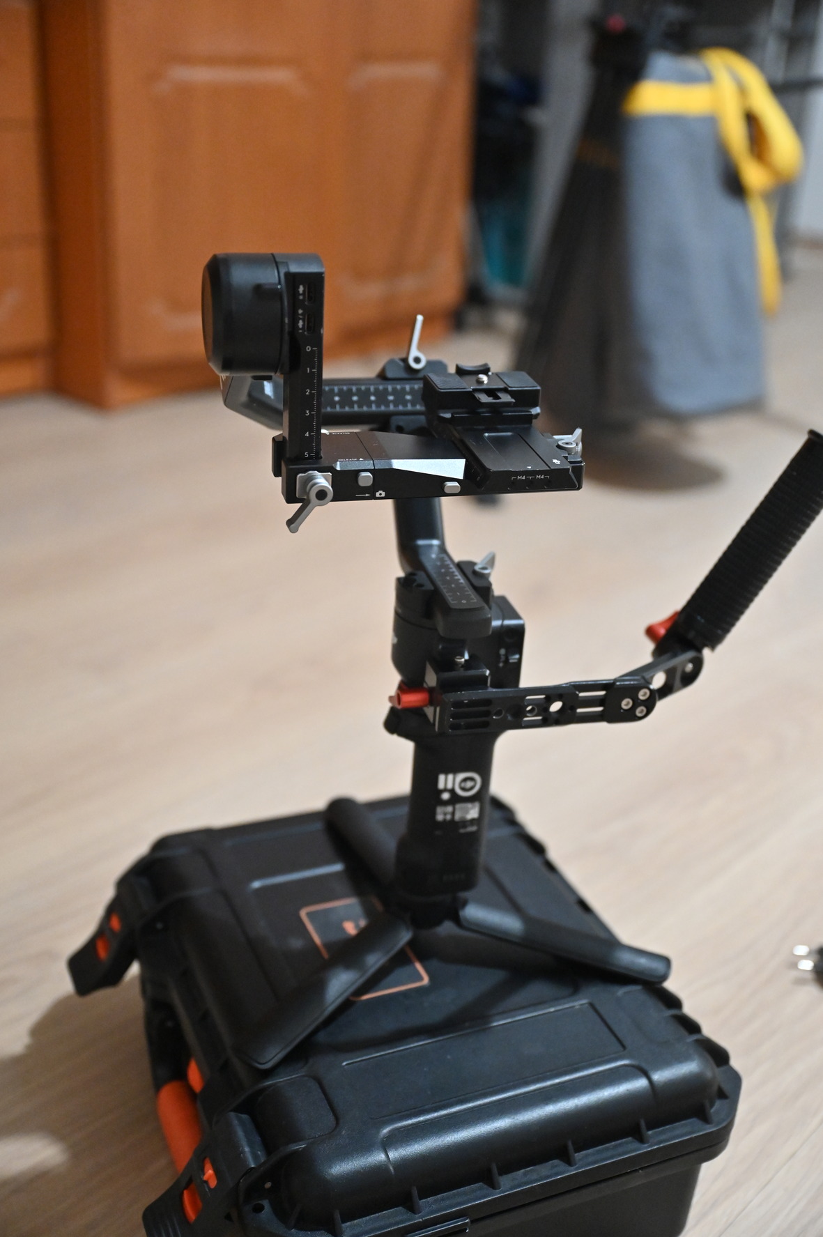 Dji Ronin RS4 Gimbal Stabilizátor Újszerű Kofferrel Gimbal karral 2025. ...