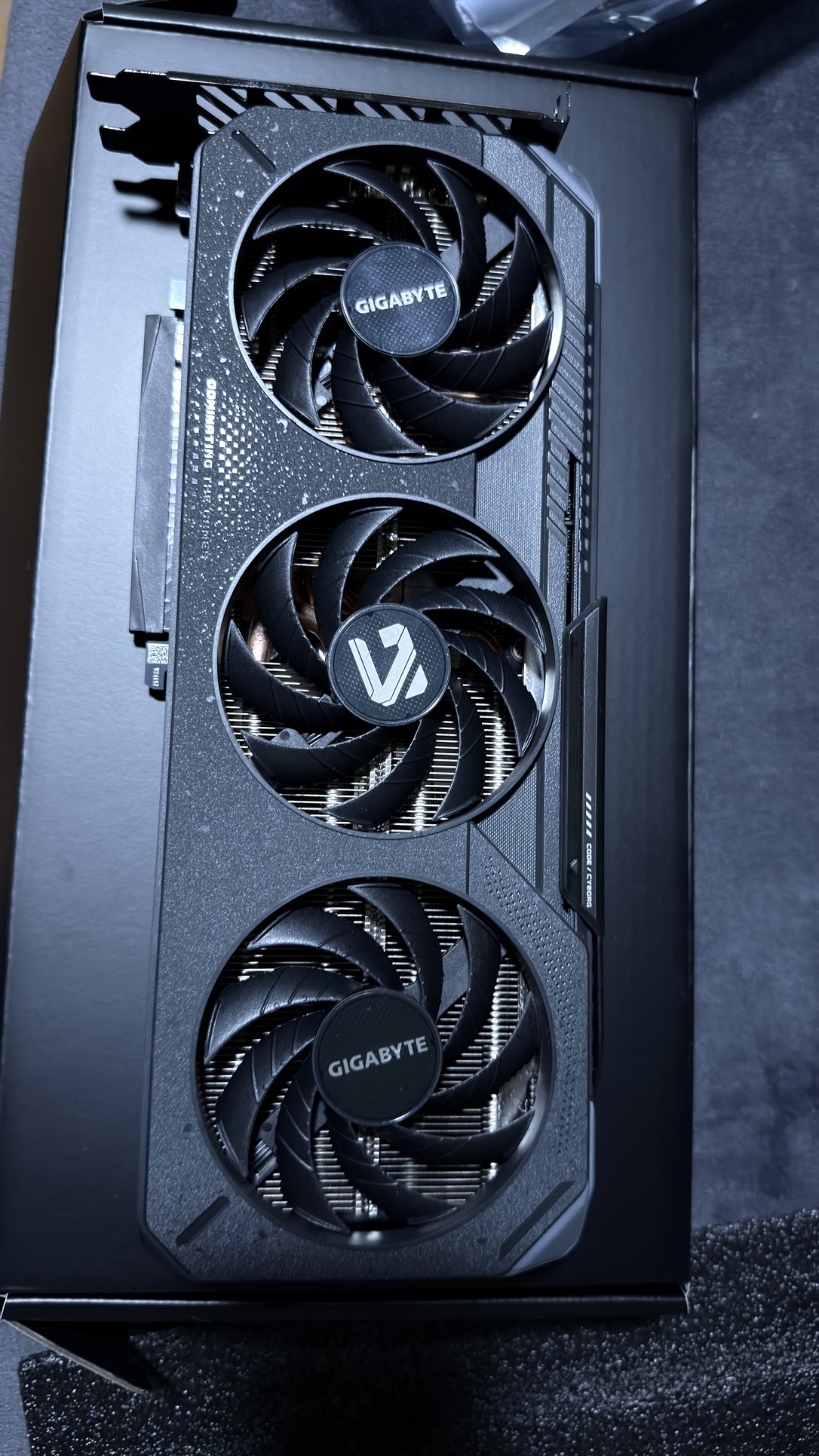 Gigabyte RX 9060XT 8G - HardverApró